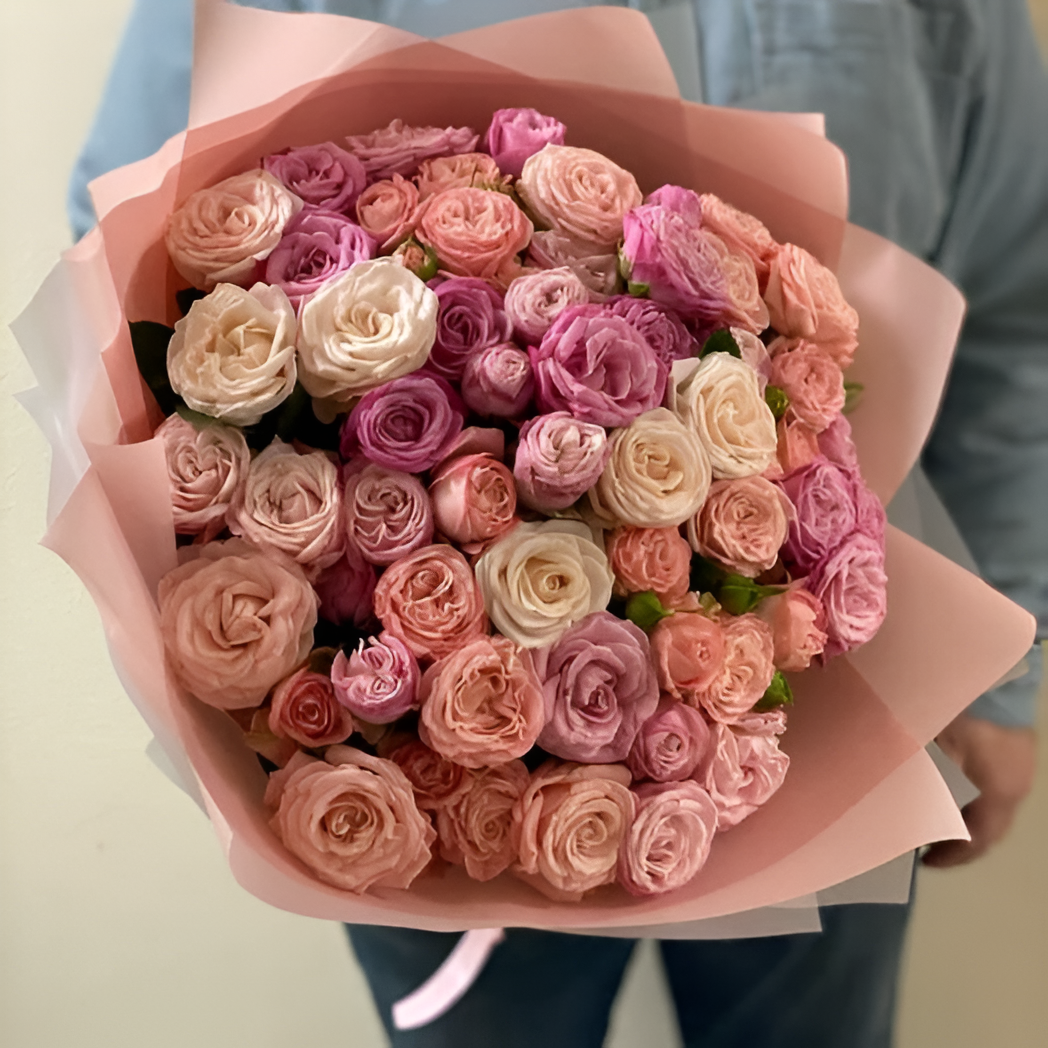 Букет свежесрезанных цветов из 35 кустовых роз «Нежный Микс»014