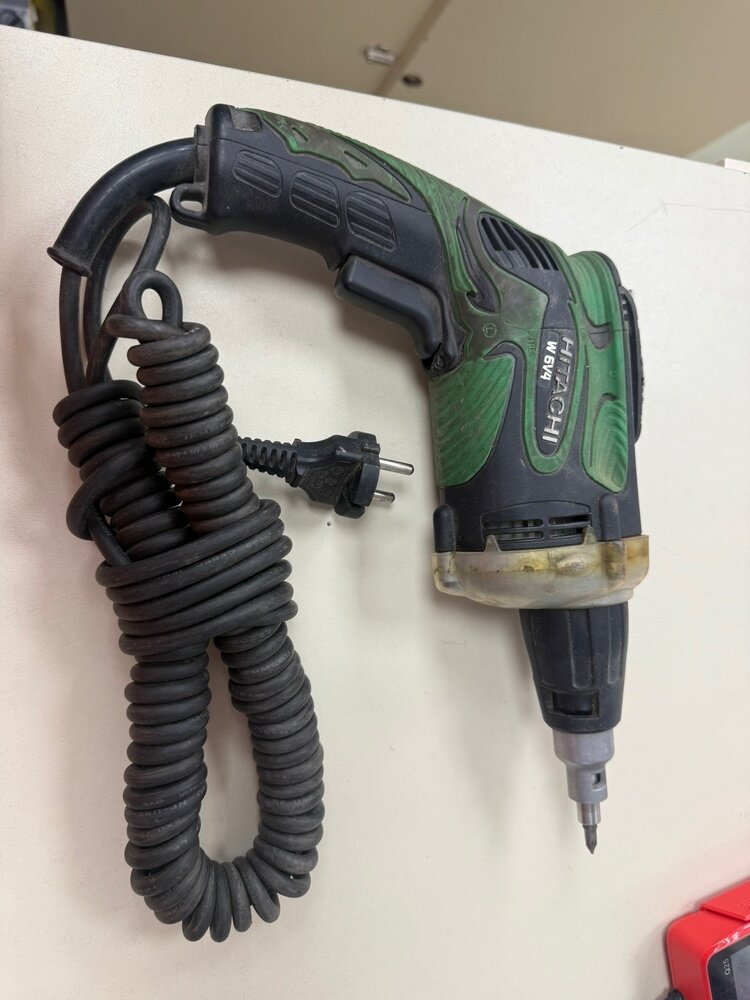 Шуруповерт Hitachi W6V4, 620 Вт. 24Нм. Шуруп 6мм. 4500об/мин. Б/У уценка