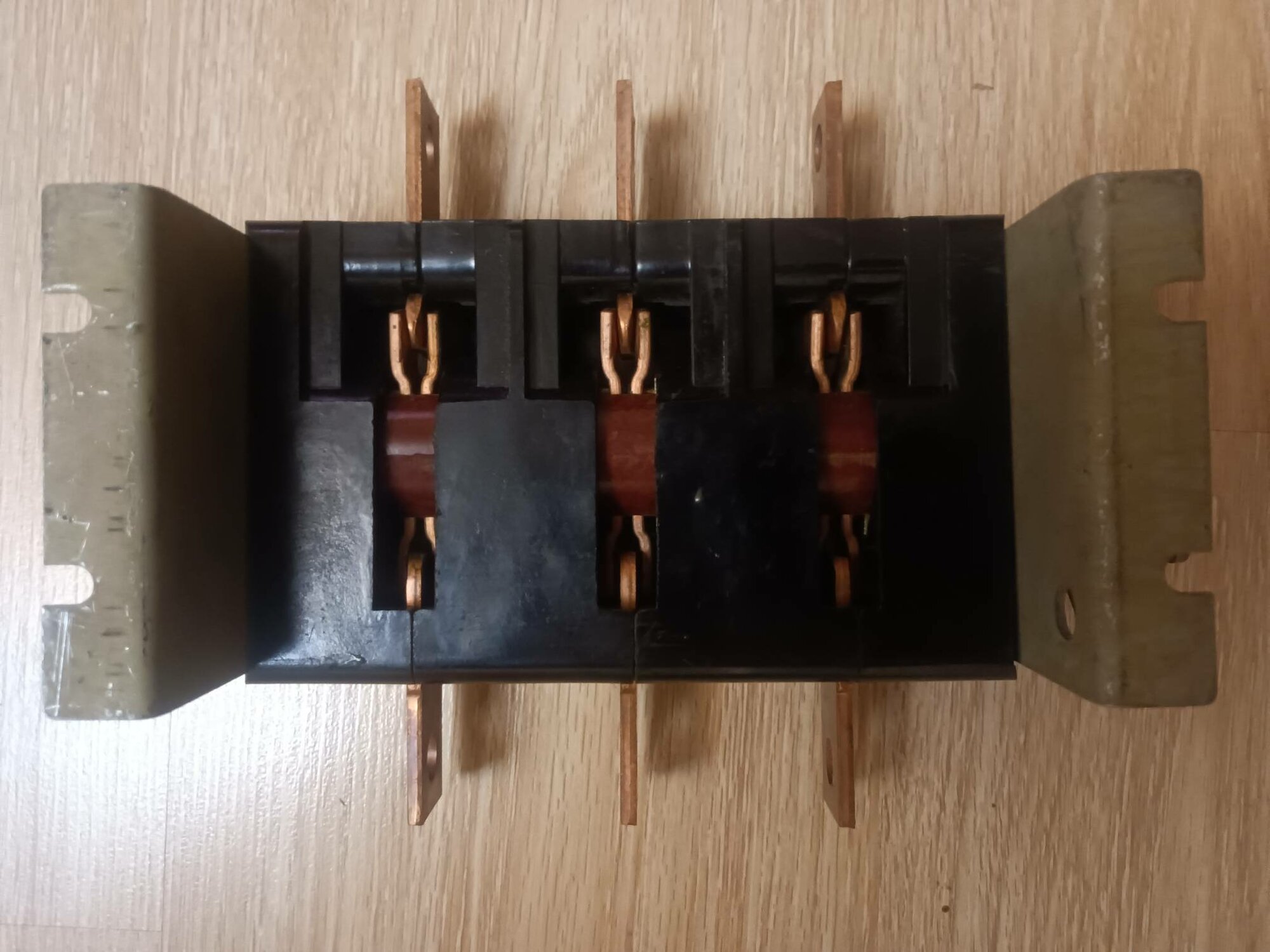 Выключатель-разъединитель (рубильник) 440-660V, 400А, ВР32-37 А31240 IEK