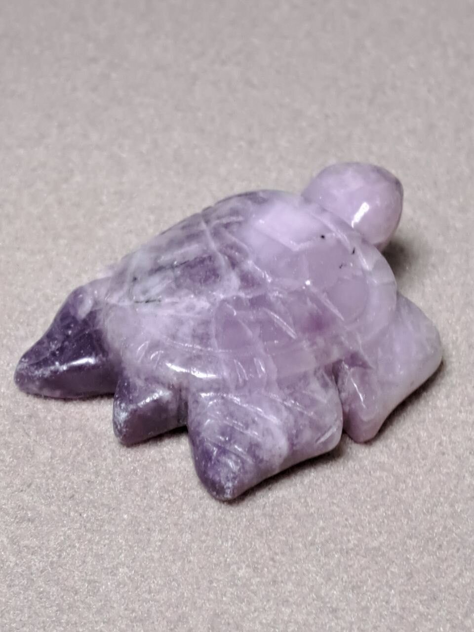 Статуэтка оберег и талисман эксклюзивная черепашка из камня Лепидолит