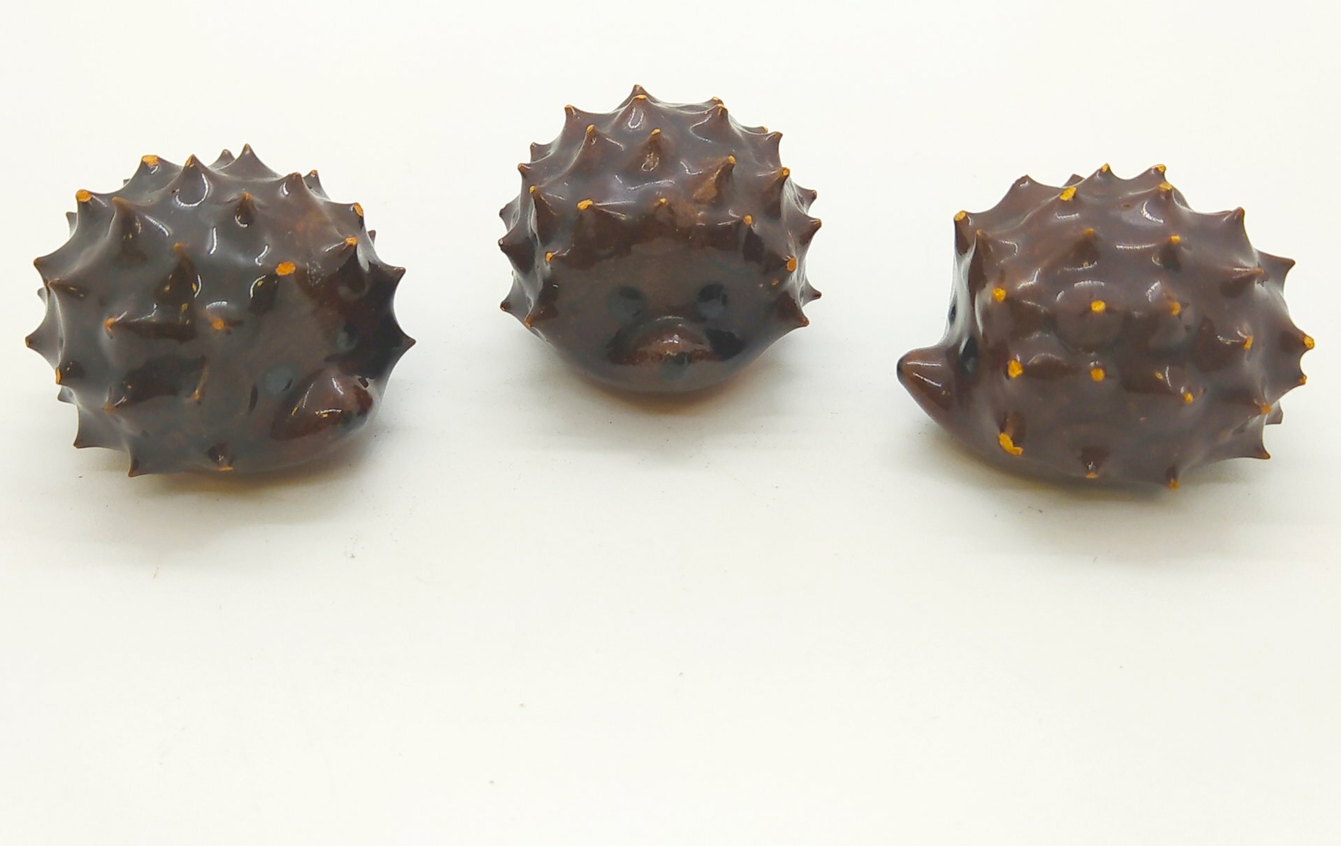 Набор из трёх статуэток в виде ежей, керамика, глазурь, СССР, 1960-1990 гг.