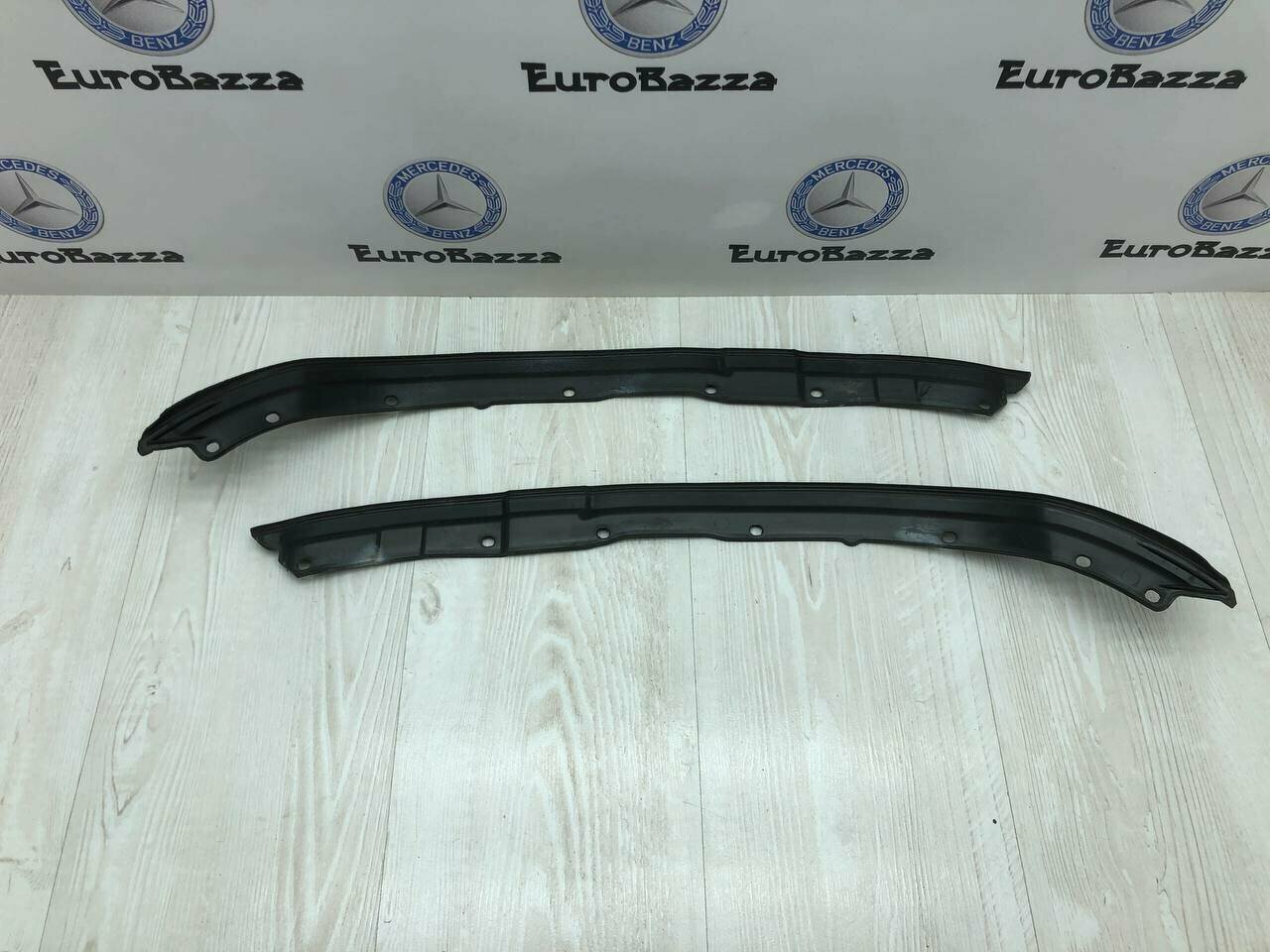 Передний уплотнитель двери Mercedes W203 A2037271730