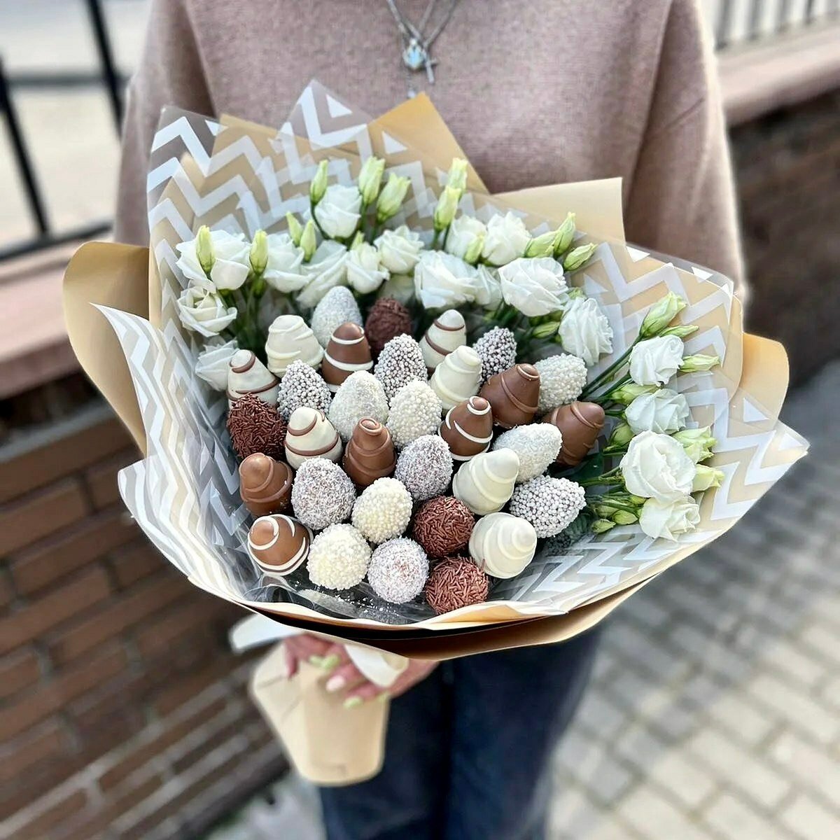 Букет с клубникой в белом и молочном шоколаде, темный воздушный рис, кокос, эустома, 400 г, White & choсo 3