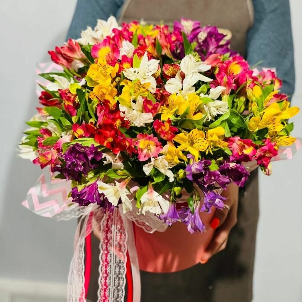 Цветы альстромерия в шляпной коробке, 35 шт.