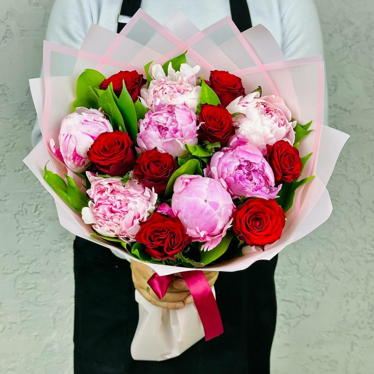 Букет Rybe-Flowers, пионы, розы, красные, 15 цветов, высота 50см