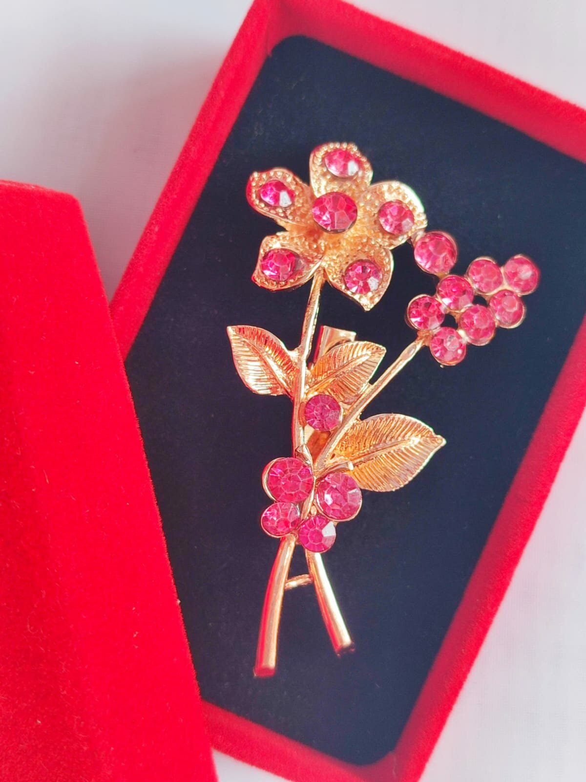 Брошь, стразы