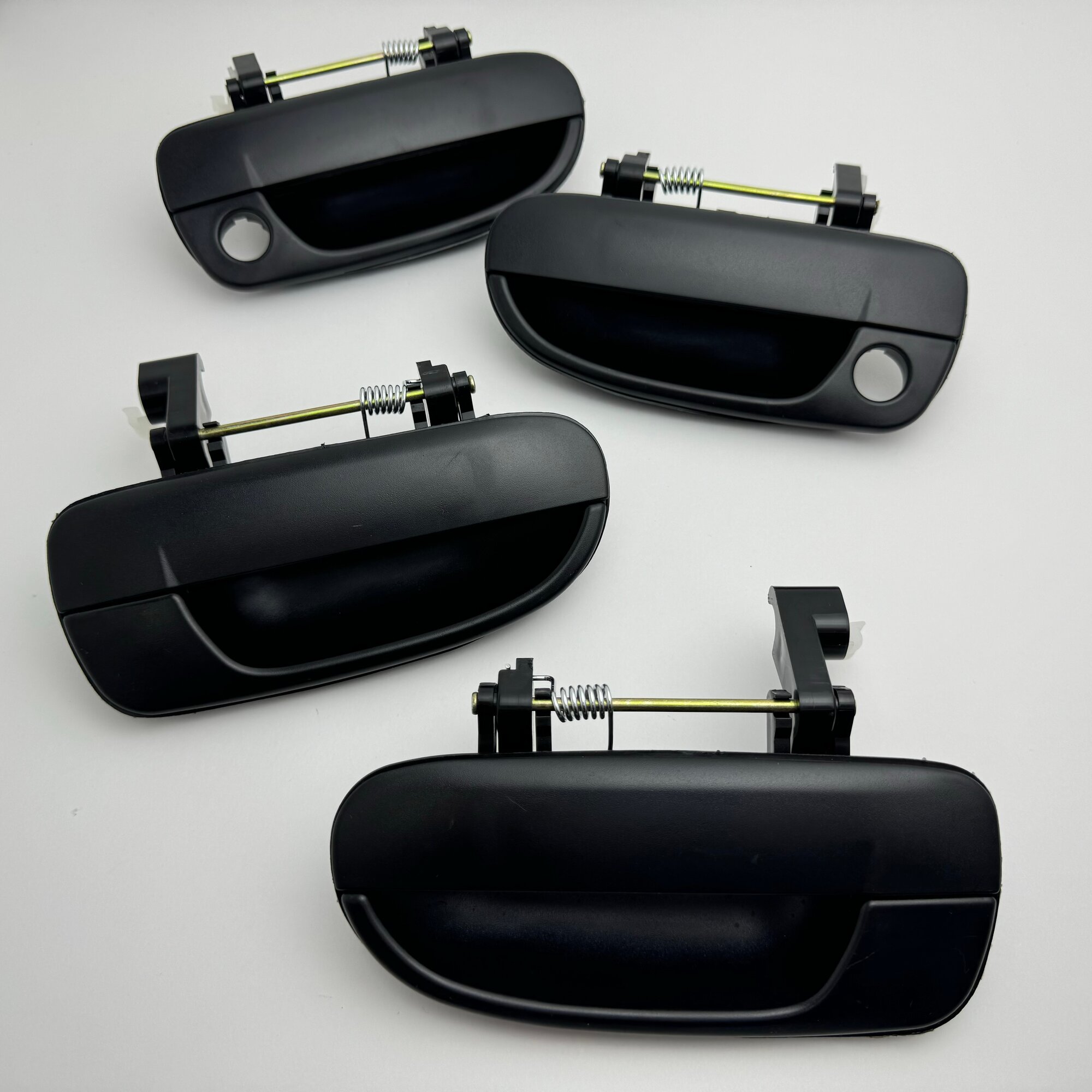 Комплект всех наружных ручек на Hyundai Accent (Тагаз). 4 штуки. Артикула : 8366025000, 8365025000, 8265025000, 8266025000