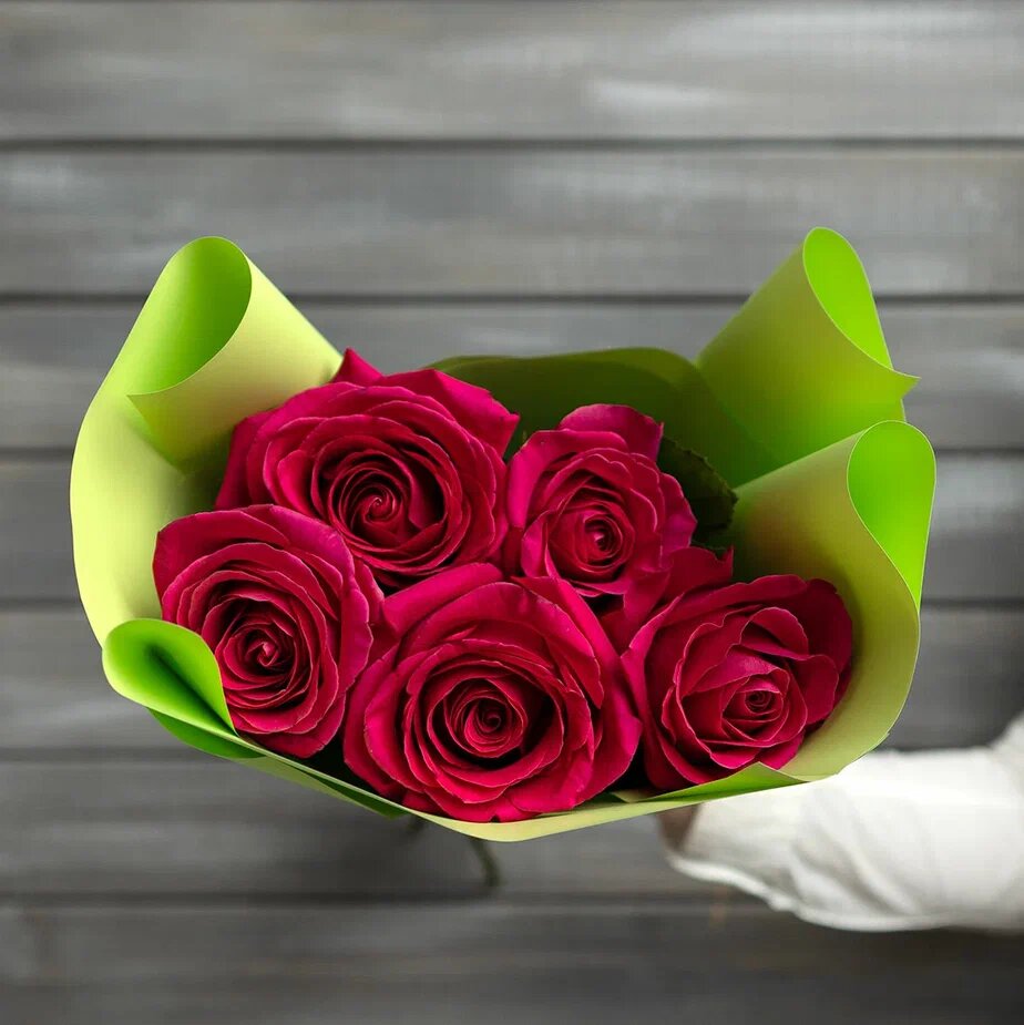 Букет живых цветов из 5 малиновых роз в упаковке Эквадор 60 см