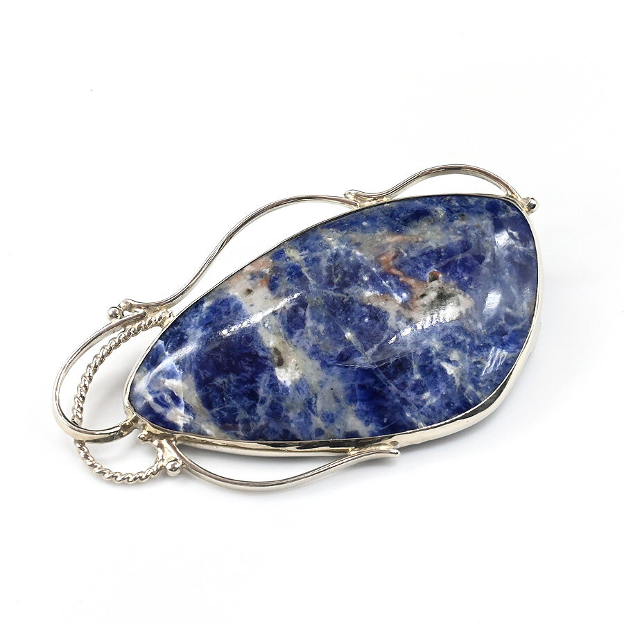 Брошь, содалит