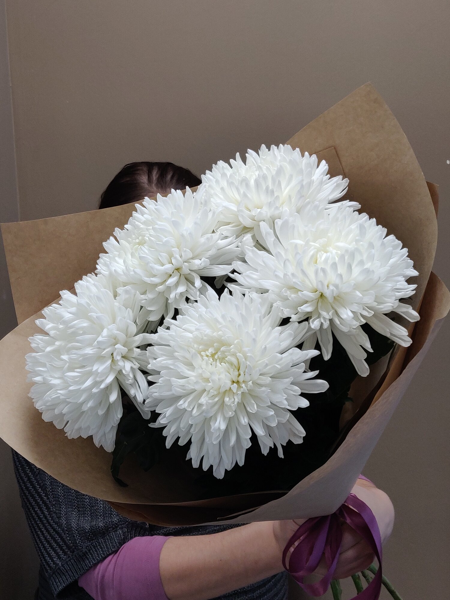 Букет Крымских белых огромных хризантем в крафте