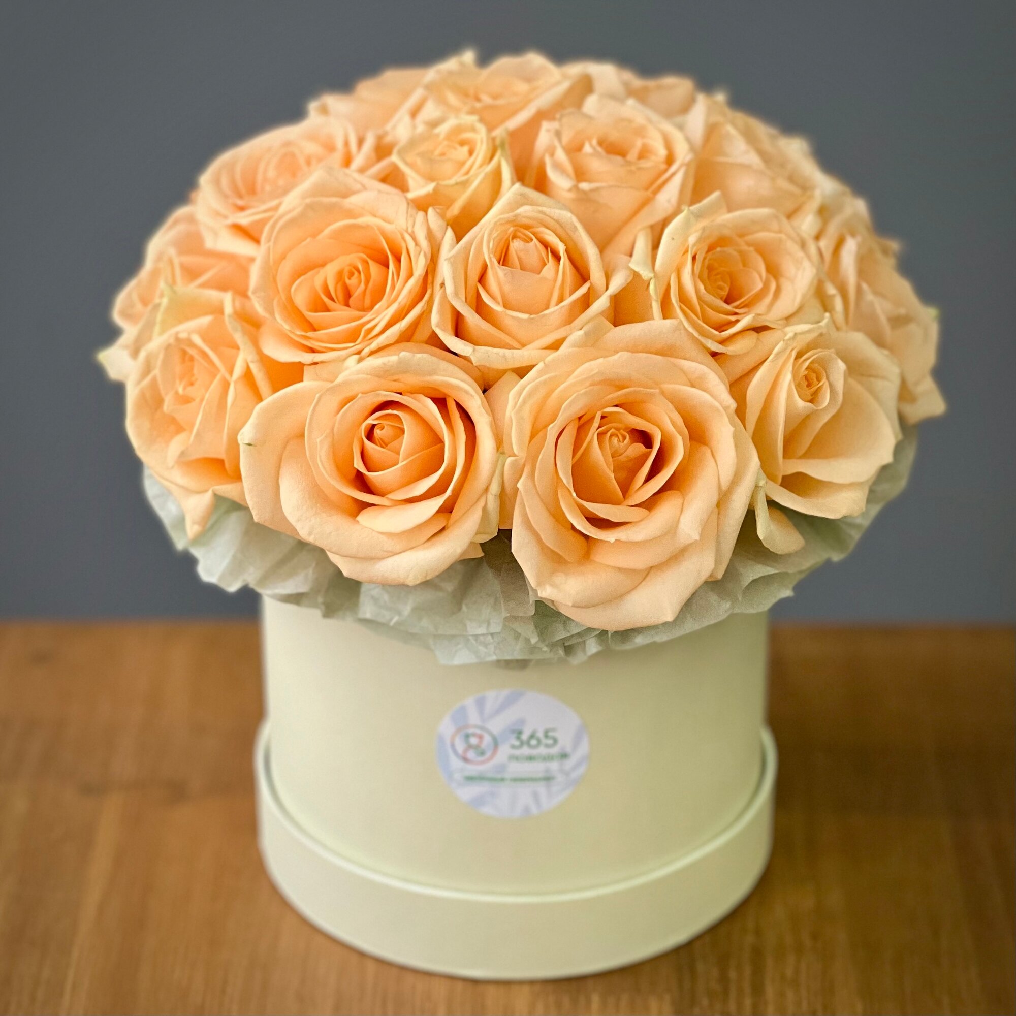 Кремовые розы в шляпной коробке S от «365 Поводов» - живые цветы с доставкой