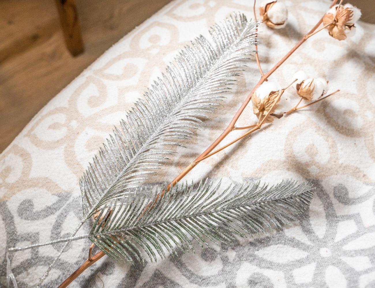 Декоративная ветка изысканное перо, серебряная, 33 см, Peha Magic TR-75780