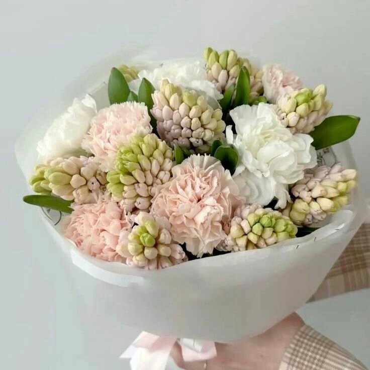 Букет из розовых гиацинтов с живыми гвоздиками. Ароматные стойкие цветы.