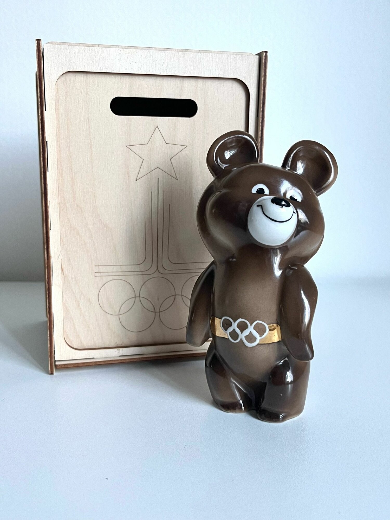 Статуэтка "Олимпийский мишка" Фарфор. Дулево. СССР. Клеймо. В подарочной коробке. Высота: 14 см.