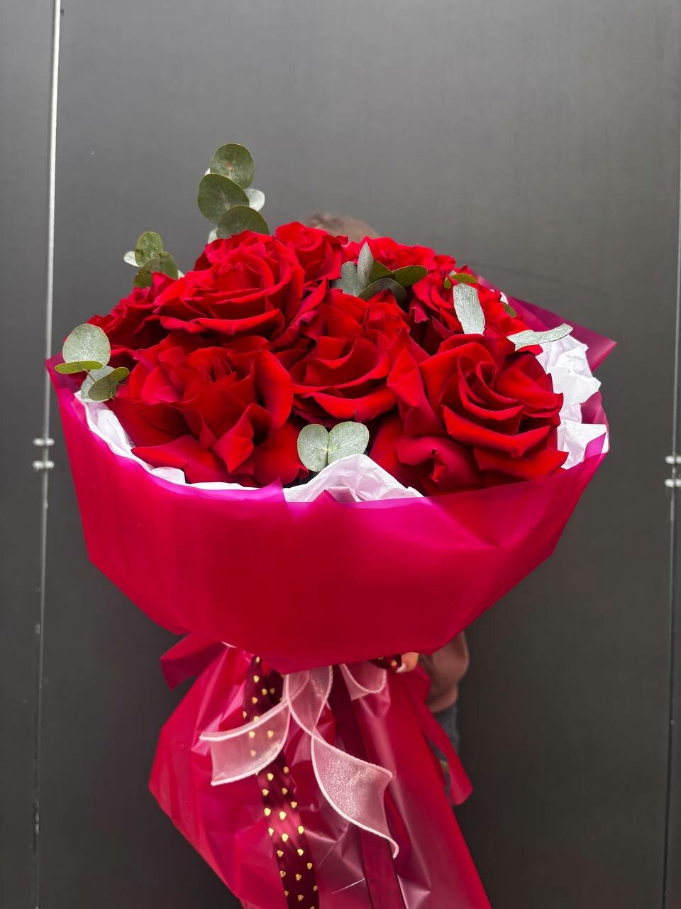 Монобукет "story-flowers", французская красная роза 9 шт, эвкалипт, высота 60см