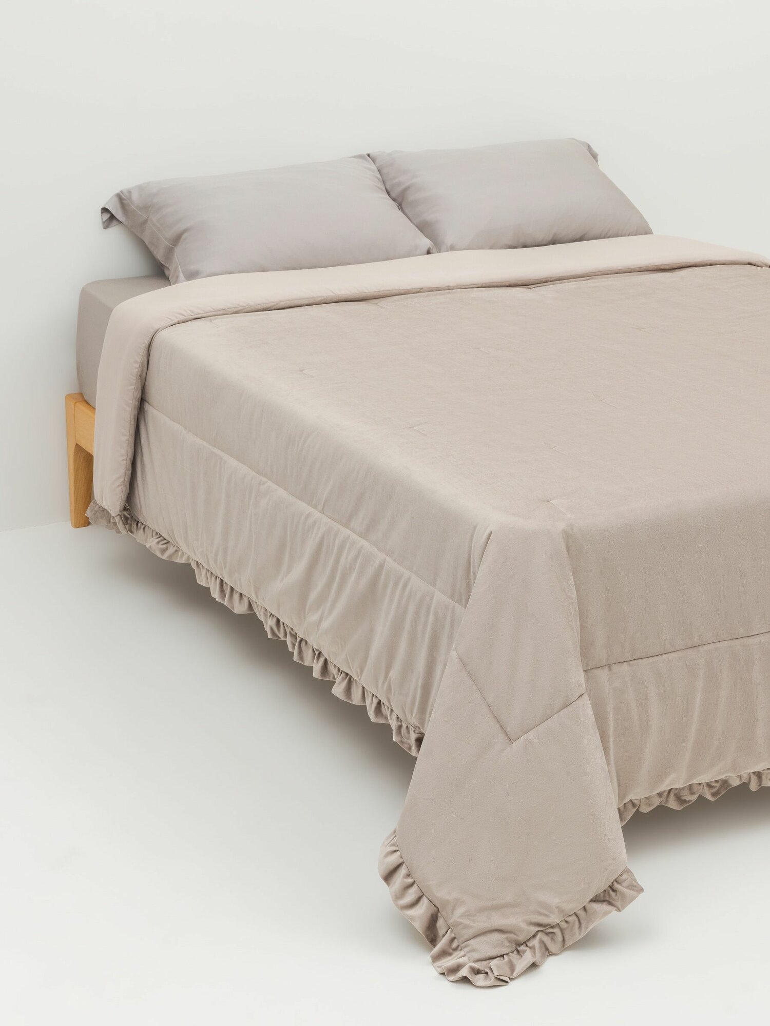 Покрывало, 220х240 см, стеганое, вельвет/микрофибра, мокко, с рюшами, Stitch velvet, Kuchenland