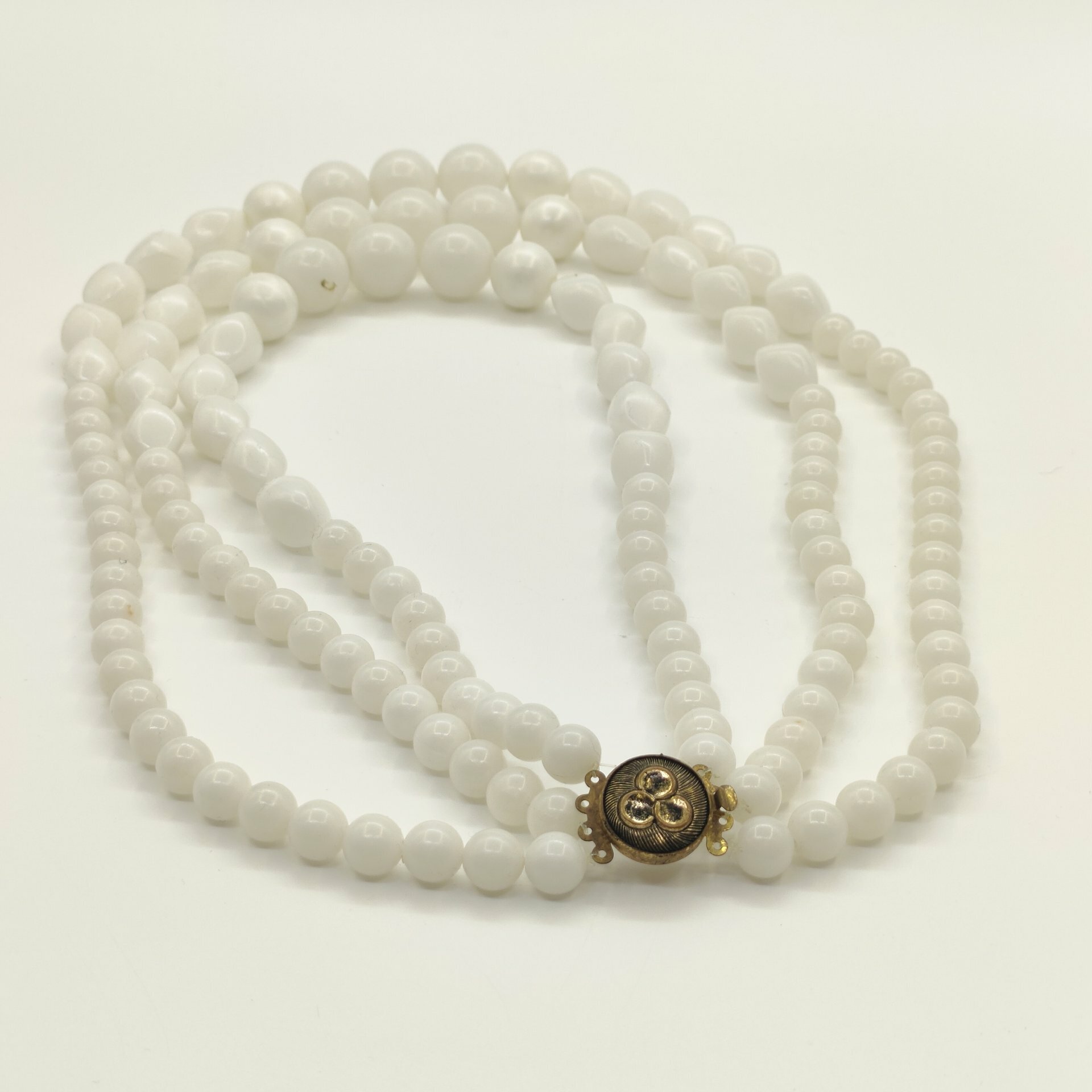 Ожерелье винтажное, состоящее из трех нитей с бусинами разного размера и формы