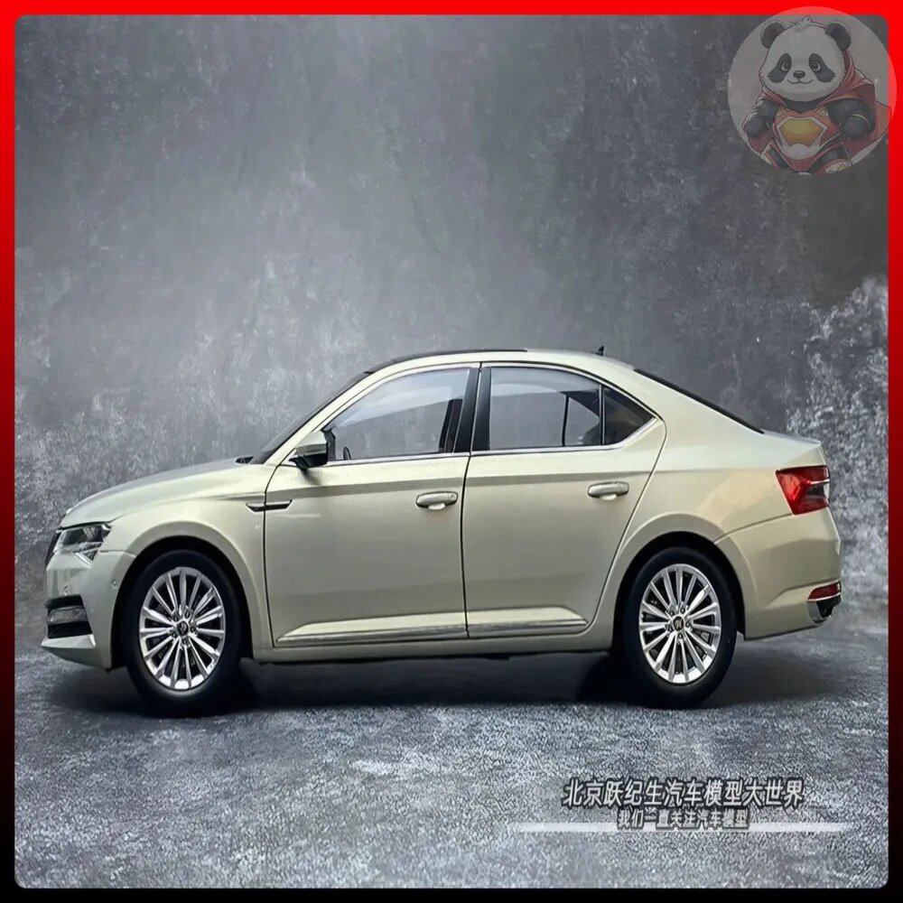 Машинка Skoda Superb металлическая модель 1:18 с открывающимися дверями и капотом — фото 1