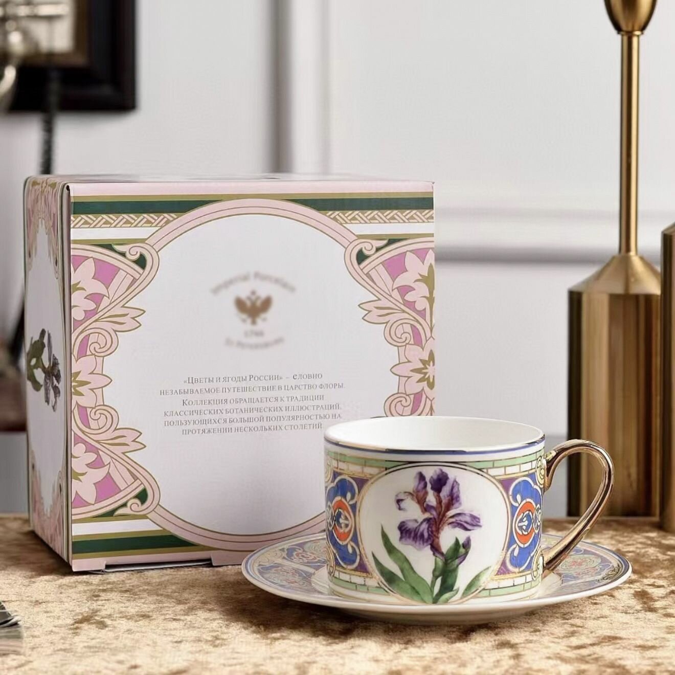 Тарелка, кружка, кружка. Чайная пара, Чашка с блюдцем. Форма "Идиллия", рисунок "Сад Алисы". Костяной фарфор