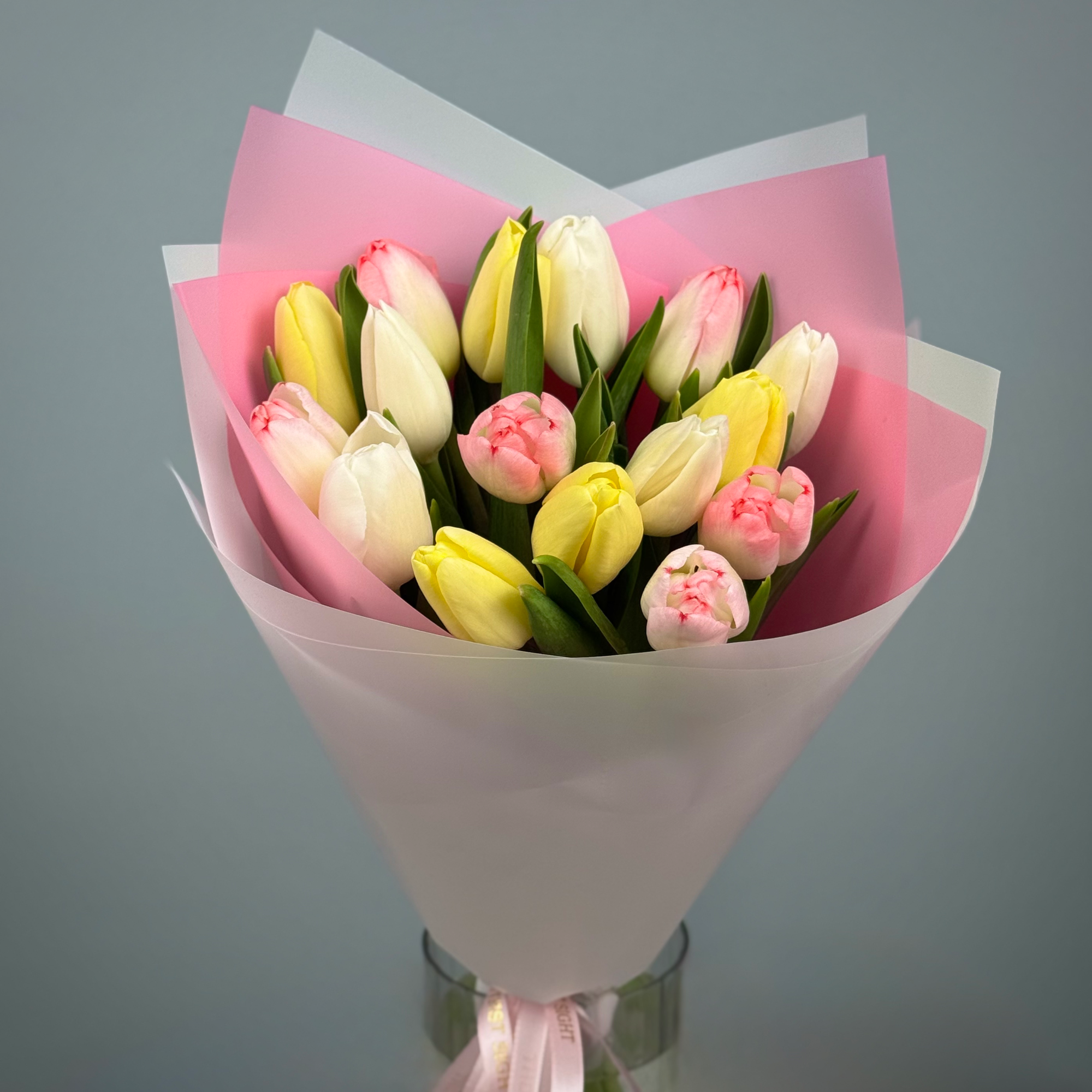 Букет из 15 тюльпанов нежный микс в стильной упаковке. «365 Поводов» - живые цветы с доставкой