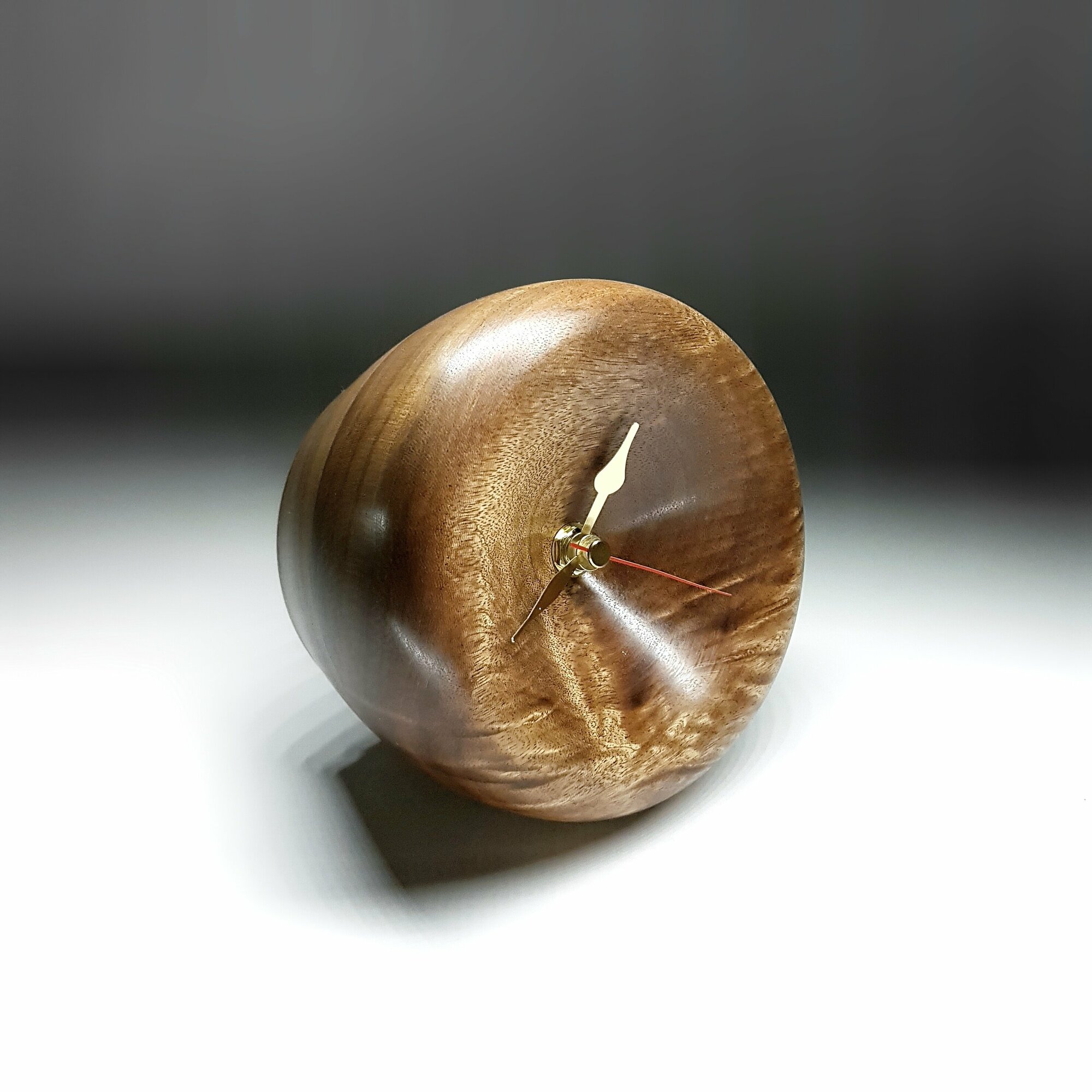 Дизайнерские настольные часы