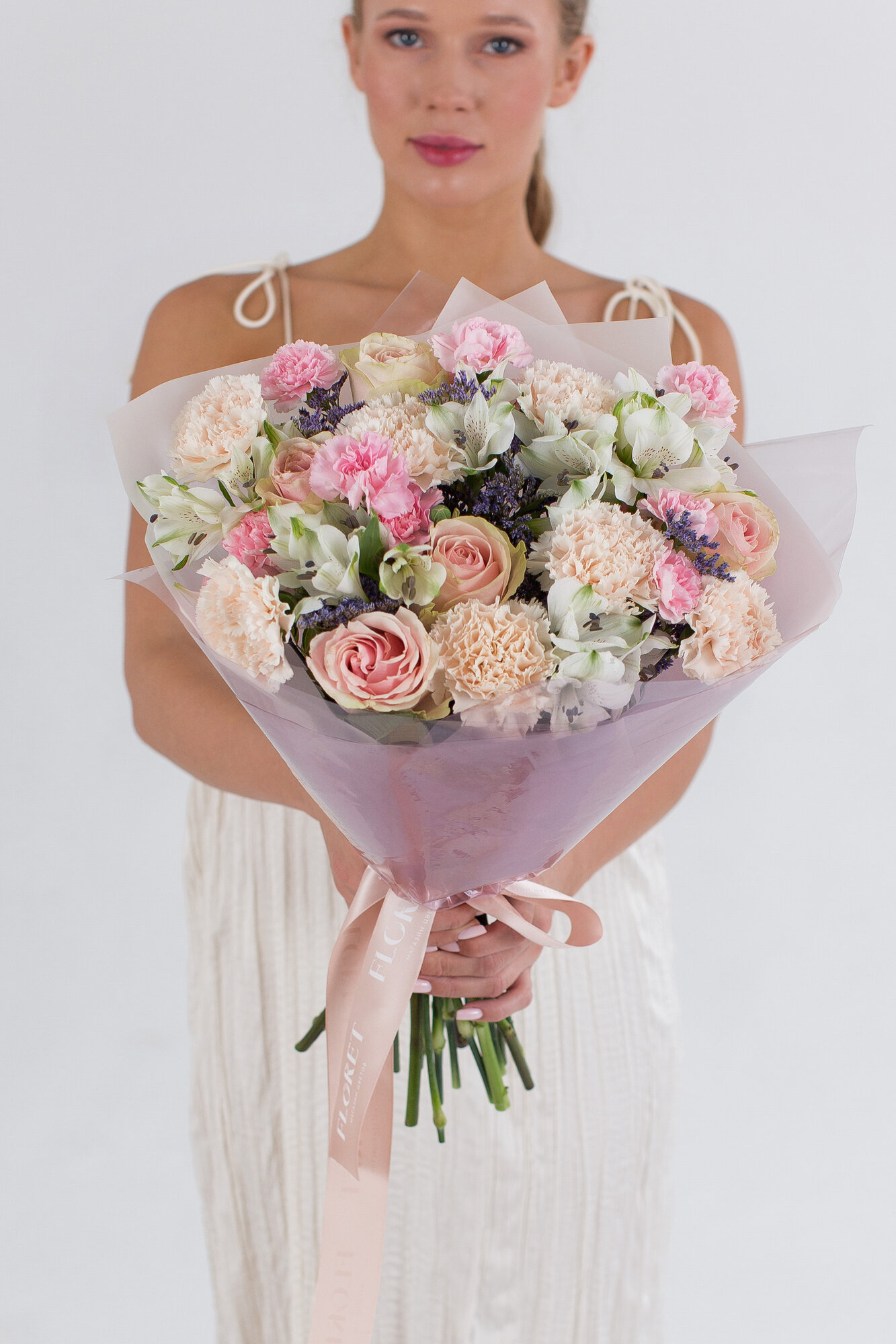 Букет большой живых цветов из роз и гвоздик с веточками лимониума Букет 325 Floret размер M