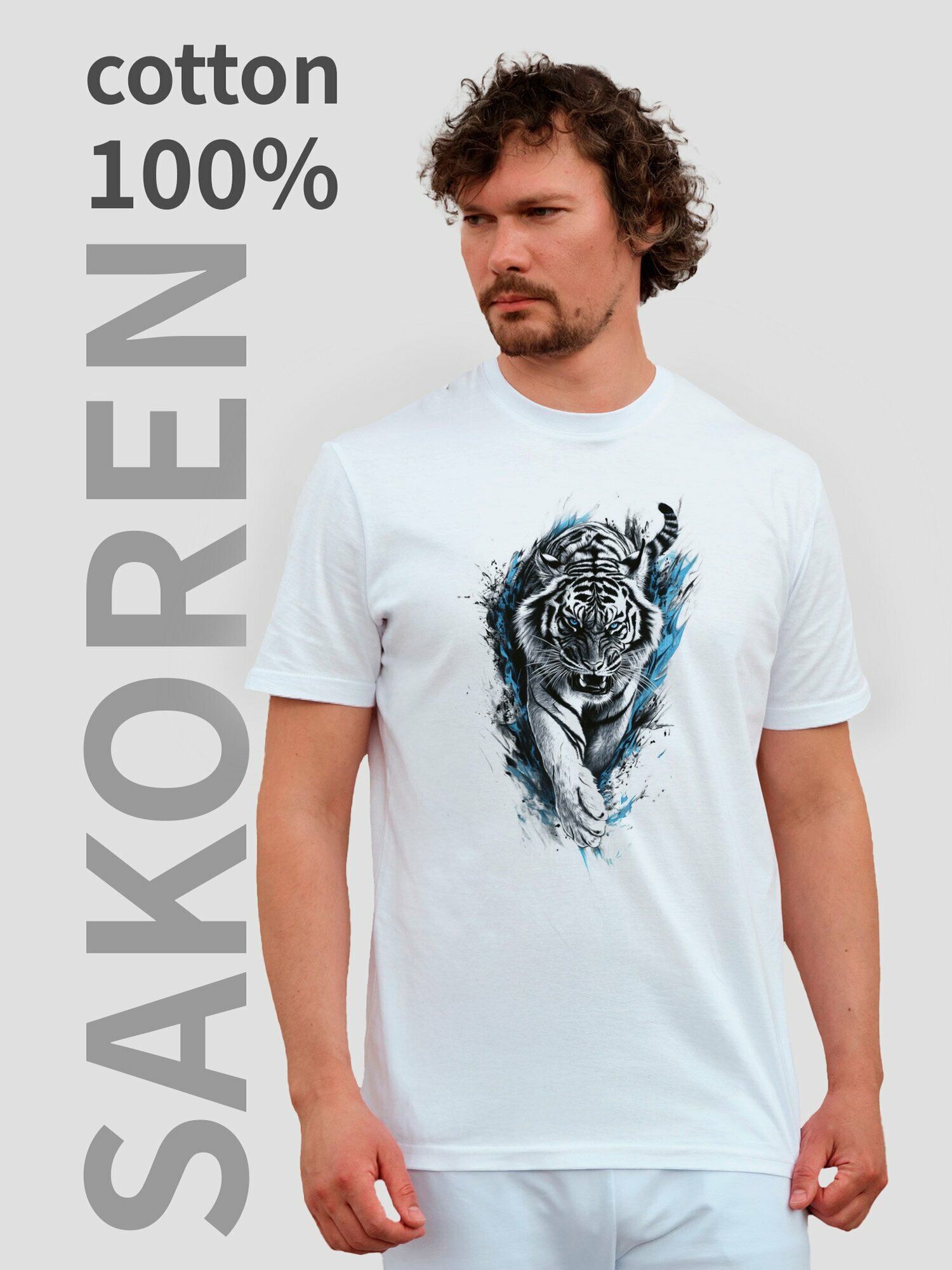Футболка классическая мужская с авторским принтом Агрессивный, дерзкий тигр в черно-белом граффити стиле с синим экстрим акцентом, белый хлопковый трикотаж с прикольным рисунком на груди
