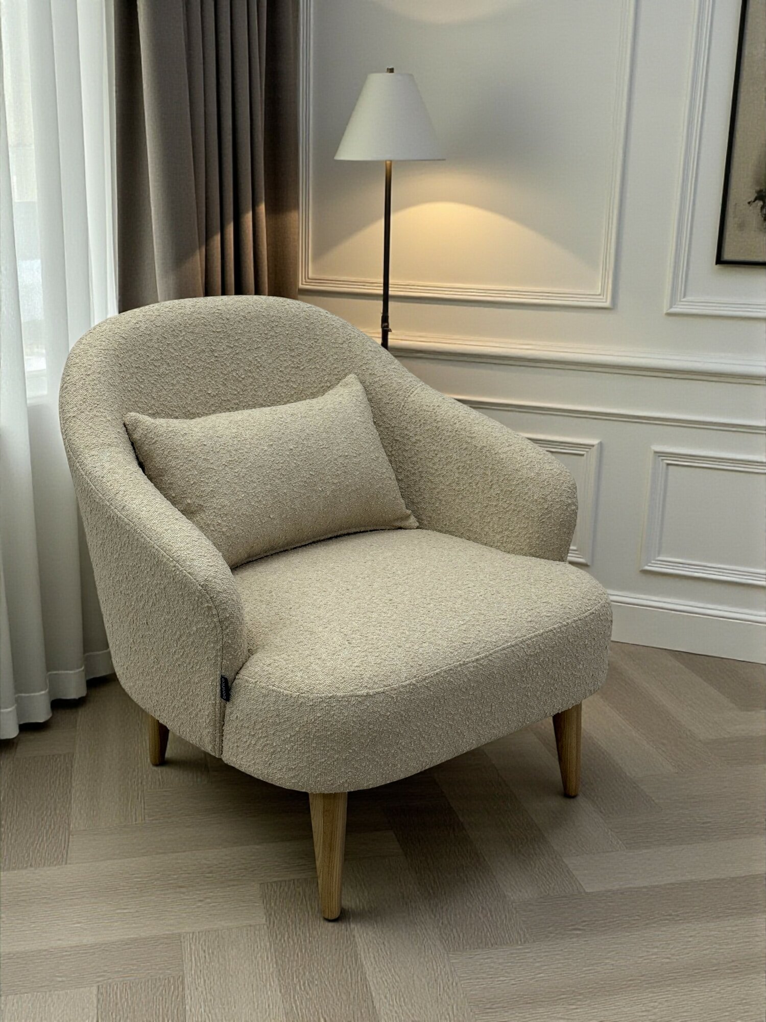 Кресло, для отдыха в гостиную, с подлокотниками, бежевое букле на дубовых опорах, Унно от Bonfico