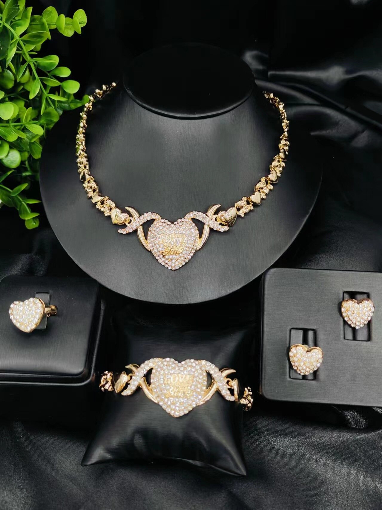 Комплект бижутерии: браслет, серьги, колье