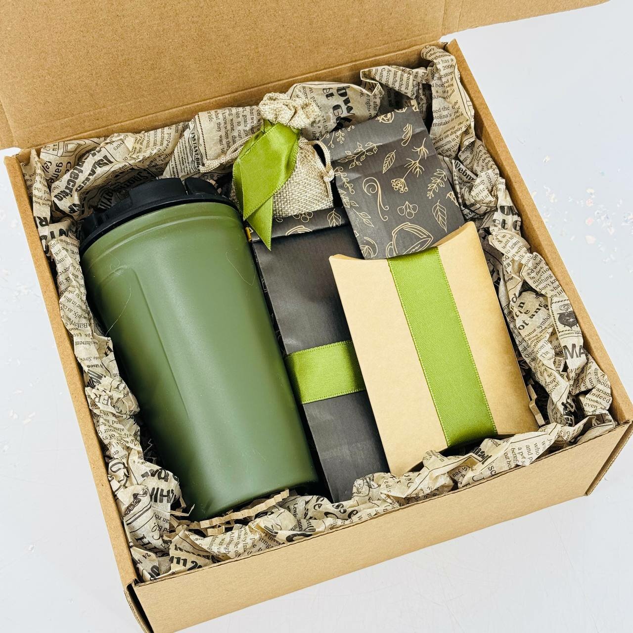 Подарочный чайный бокс с термо стаканом и орехами в бельгийском шоколаде