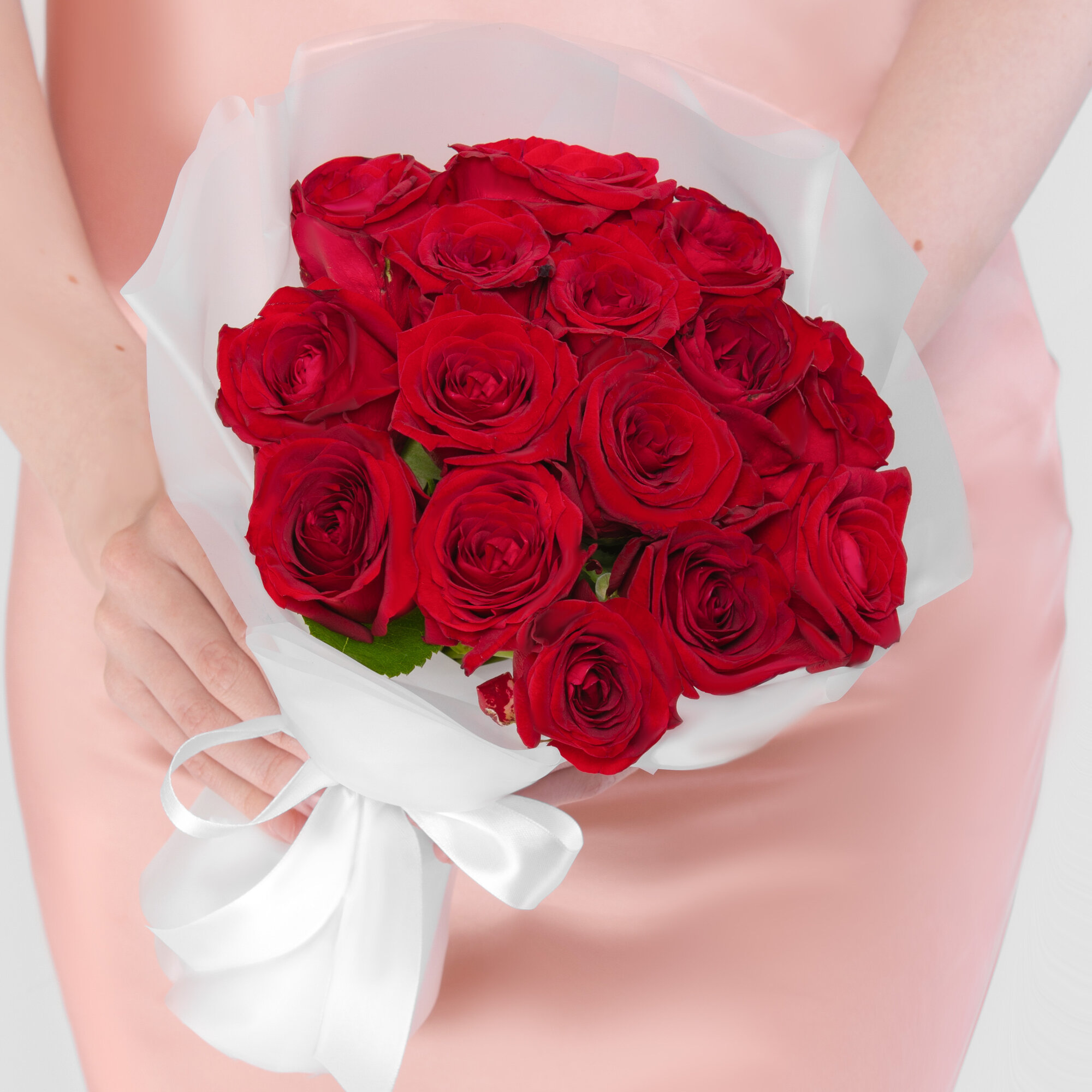 Букет Мегацвет24 "Ред Наоми", 15 красных роз, 30 см, дизайнерская упаковка