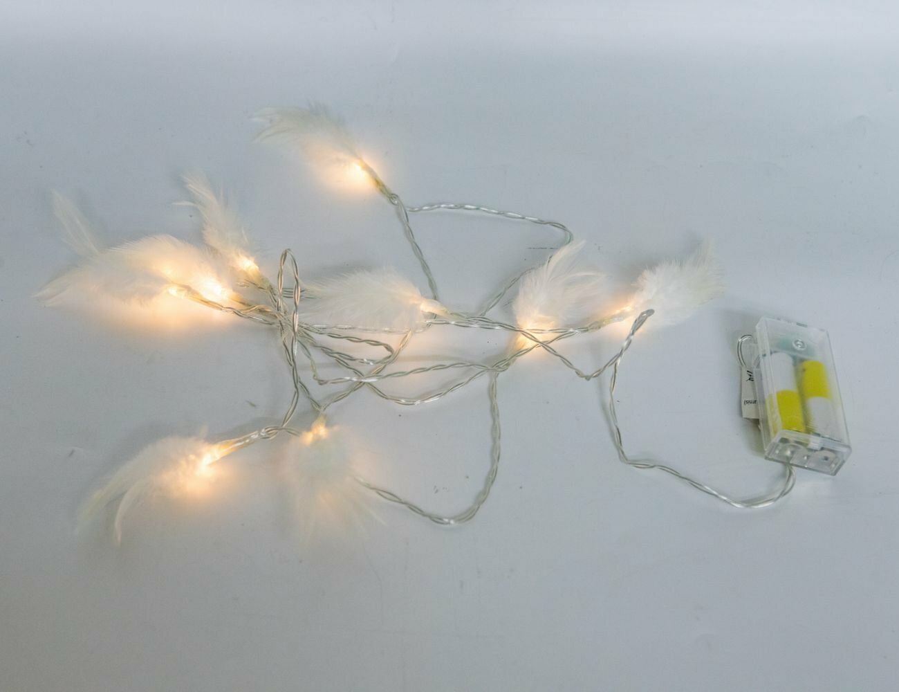 Светодиодная гирлянда с пёрышками, белая, 10 тёплых белых LED-огней, 1.8+0.4 м, таймер, прозрачный провод, батарейки, Kaemingk (Lumineo)