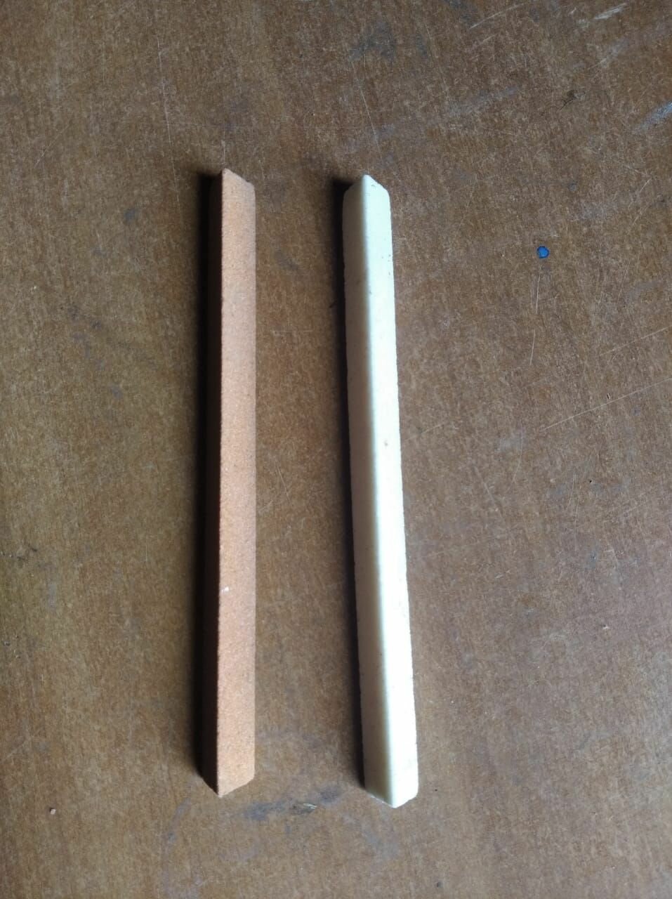 Бруски шлифовальные 25А трёхгранный 13*13*150-1шт. трёхгранный 13*13*150 - 1шт для заточки ножниц, ножей и инструмента.