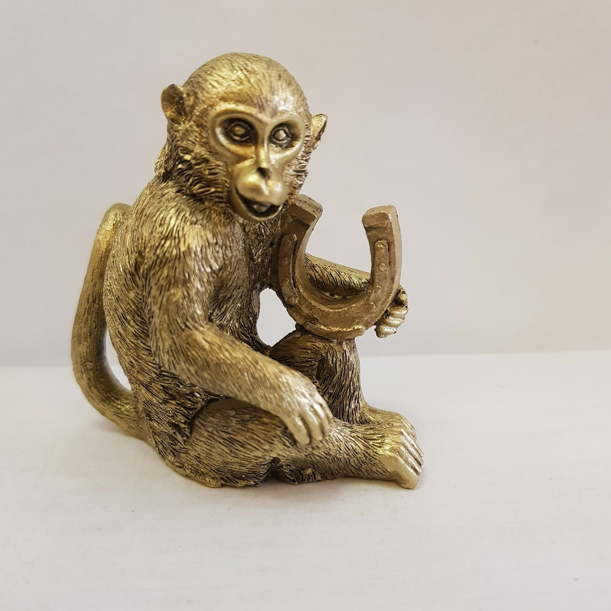 Фигурка декоративная "Золотая Обезьяна с Подковой Везунчик-Приношу Удачу" Талисман на удачу фен-шуй, 6х6х3,5см, 3048А