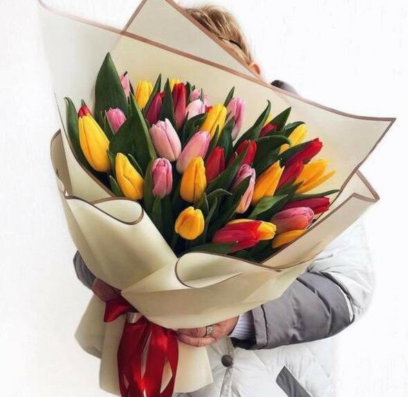 Букет из 31 тюльпана микс. Букет тюльпанов на День рождения, 8 марта