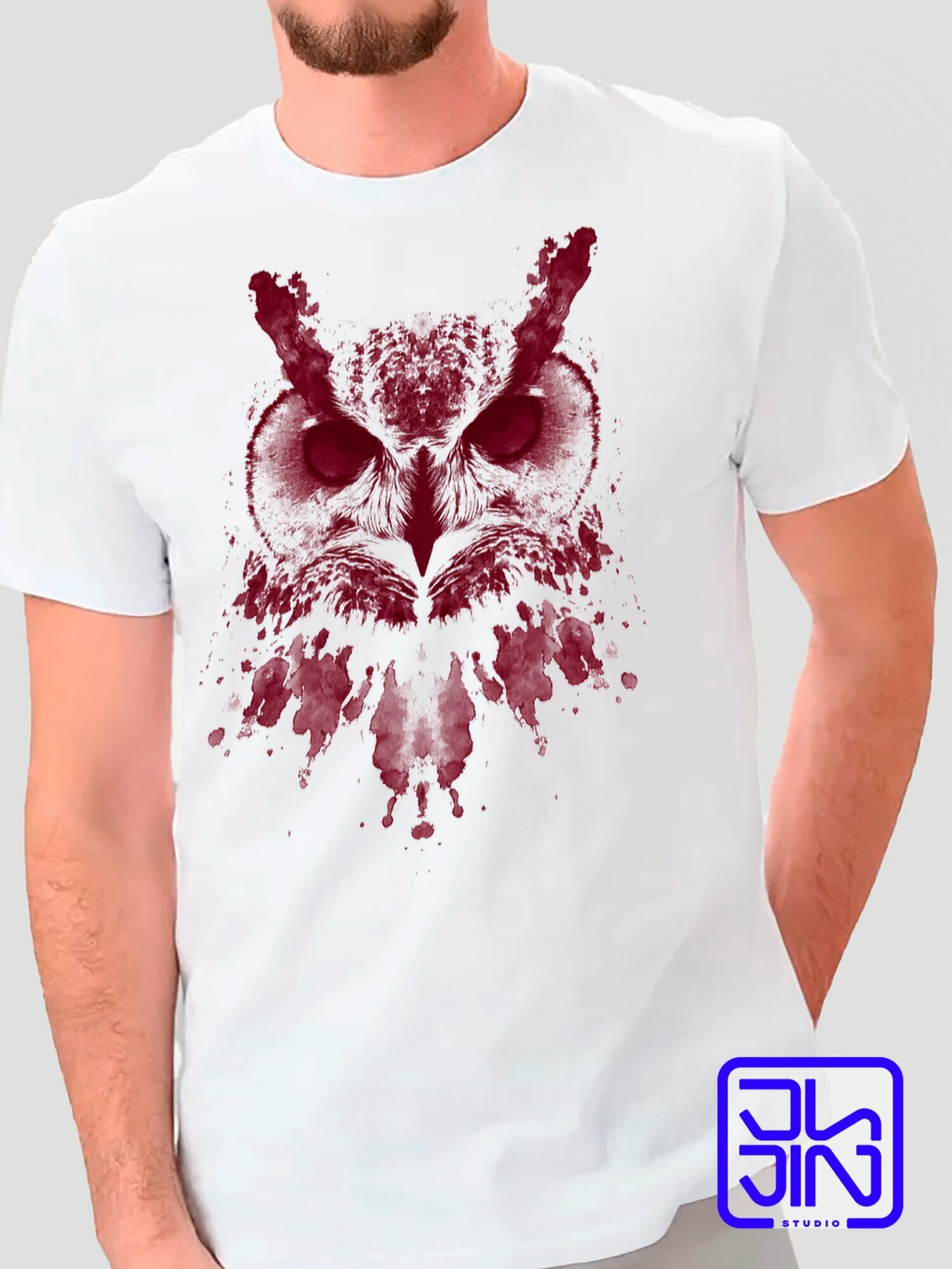 Футболка классическая мужская с авторским принтом Абстрактная бордовая сова с винными, чернильными брызгами абстракции, белый хлопковый трикотаж с прикольным рисунком на груди