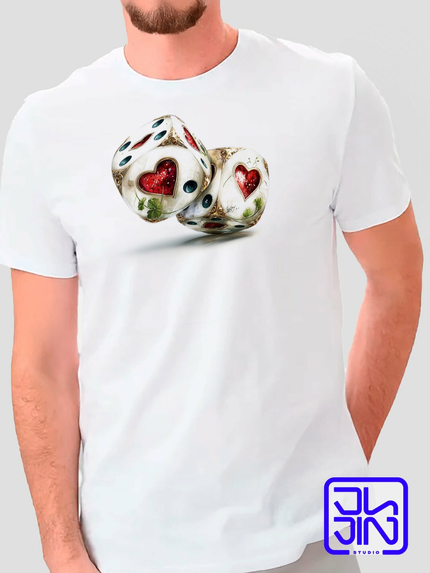 Футболка классическая мужская с авторским принтом Белые игральные кости с красным сердцем и зеленым клевером, оригинальные, белый хлопковый трикотаж с прикольным рисунком на груди