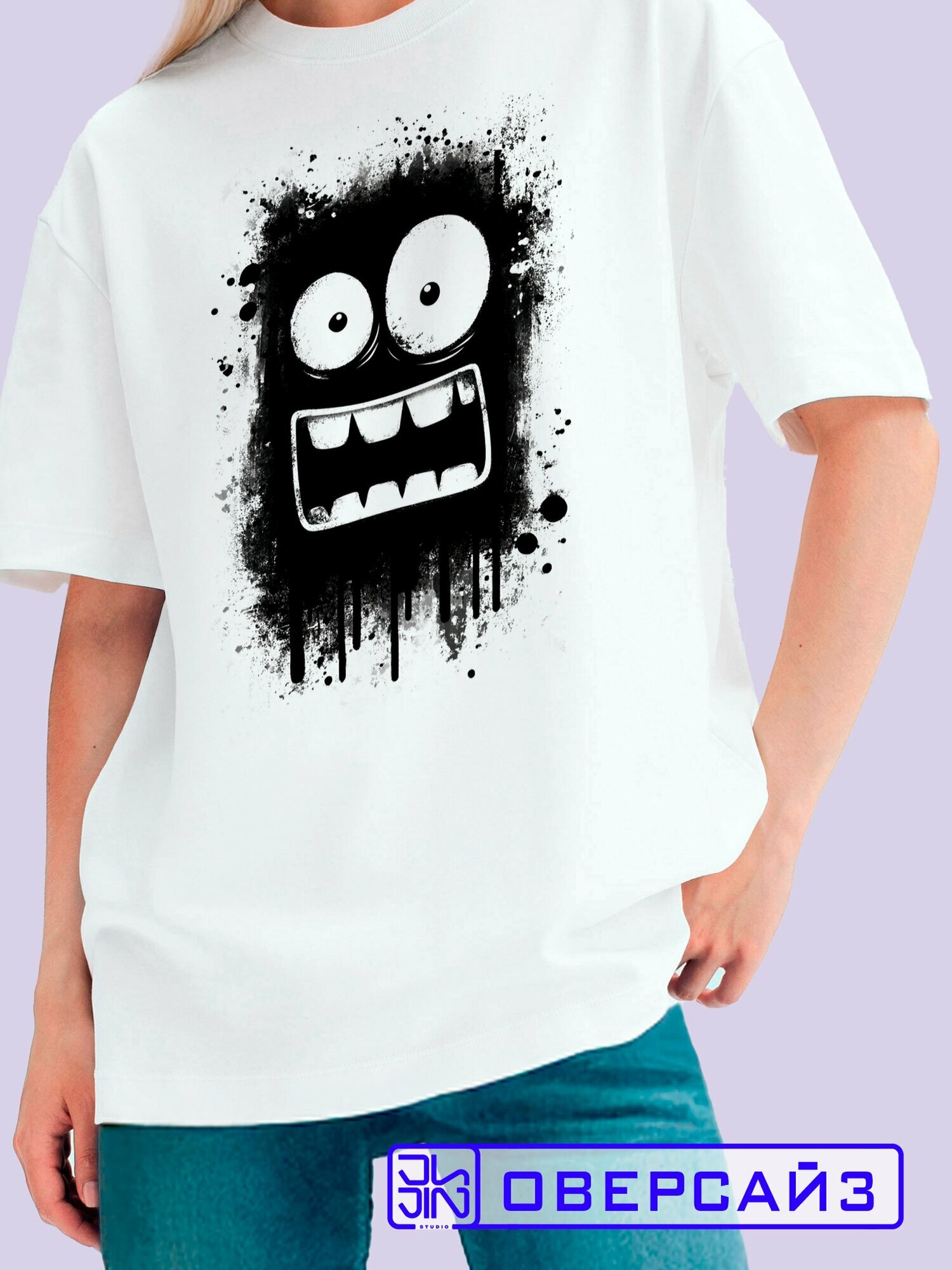 Футболка оверсайз женская с принтом Монстр уличный черно-белый с мемами, черная граффити морда с брызгами, белый хлопковый трикотаж с прикольным рисунком на груди