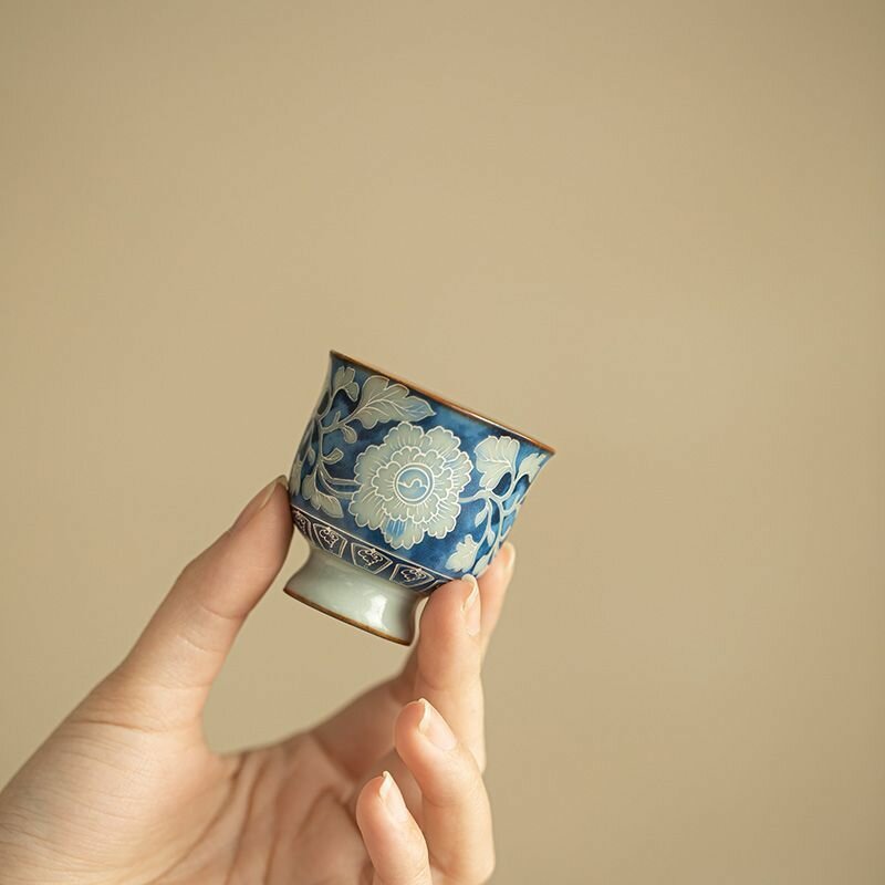 Фарфоровая пиала на ножке Синий пион. Чашка в стиле Юань Цинхуа (сине-белый фарфор).