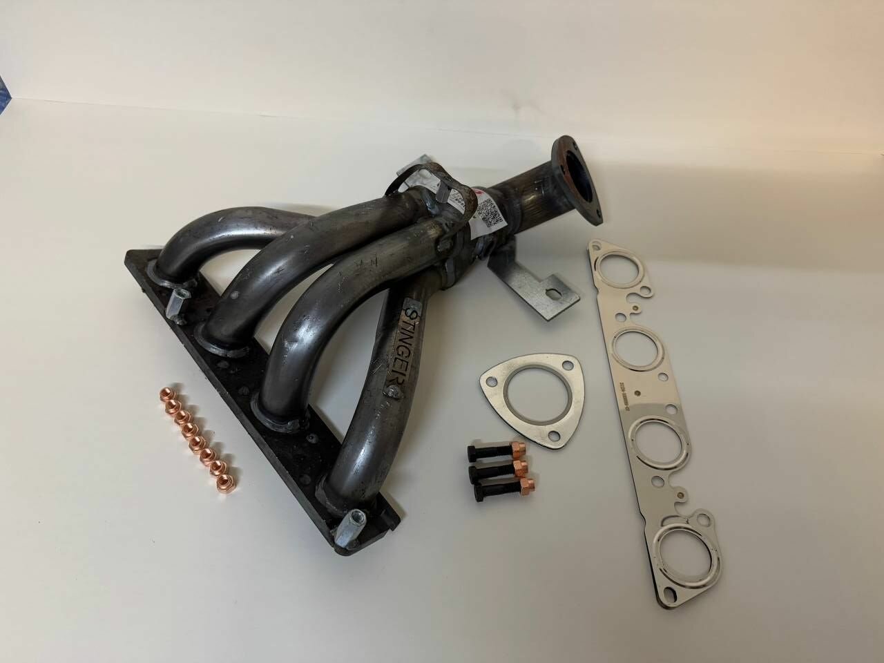 Выпускной коллектор FERRAT для автомобилей 16V LARGUS/XRAY( Комплект с прокладками, болтами и гайками)