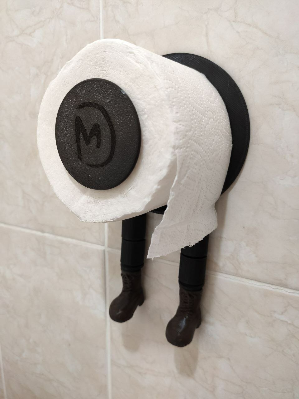 Статуэтка - подставка для туалетной бумаги с берцами
