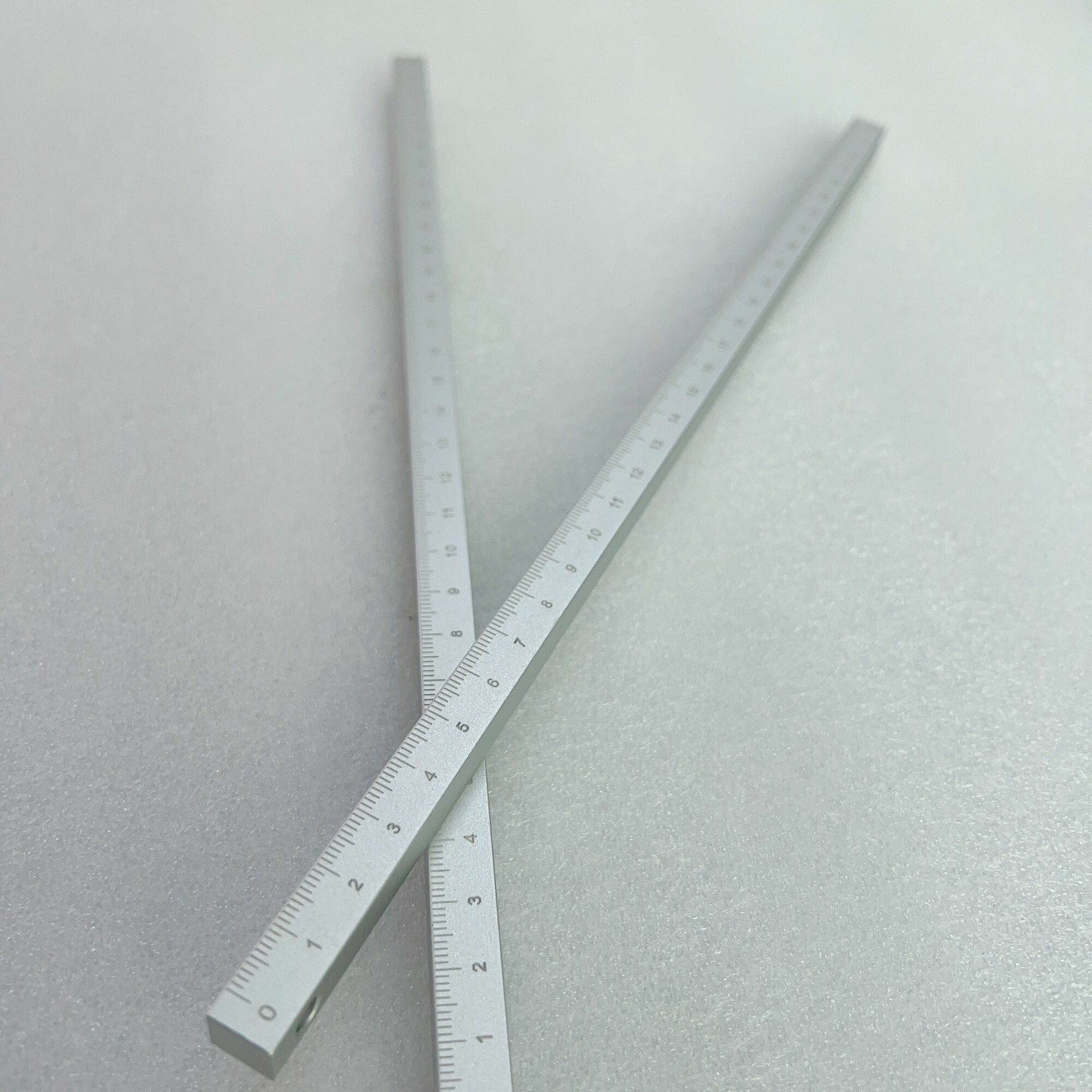 Прямая линейка, длинная гравировальная линейка, студенческие канцелярские принадлежности, специальная измерительная металлическая линейка для черчения и рисования, утолщенная прямая линейка.