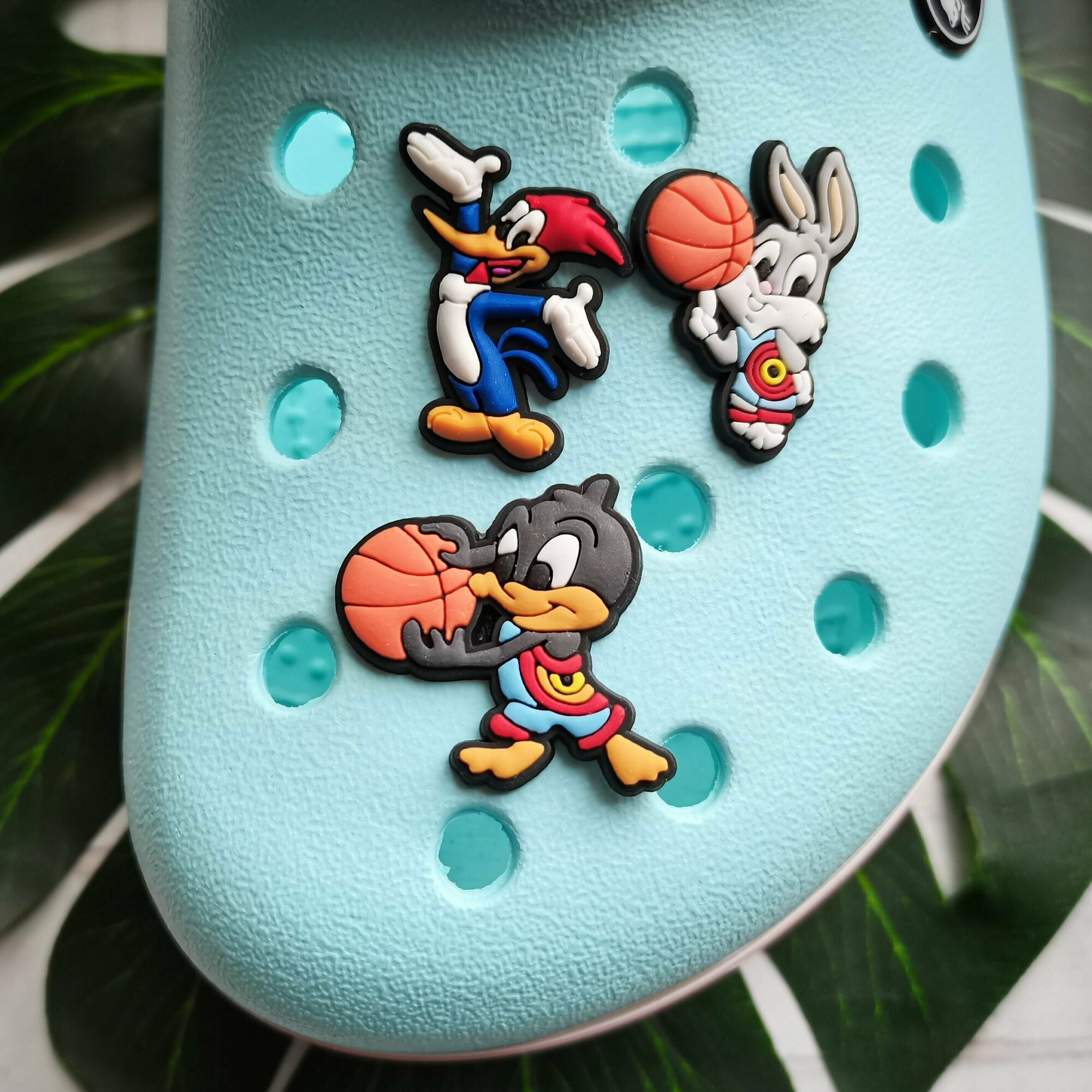 Джибитсы на crocs детские мультяшки Вуди Банни
