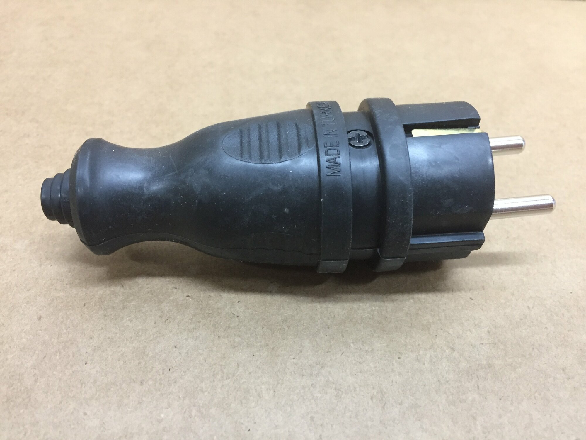 Вилка с заземлением, уличная, влагозащищенная ip44, 16А/3500Вт.