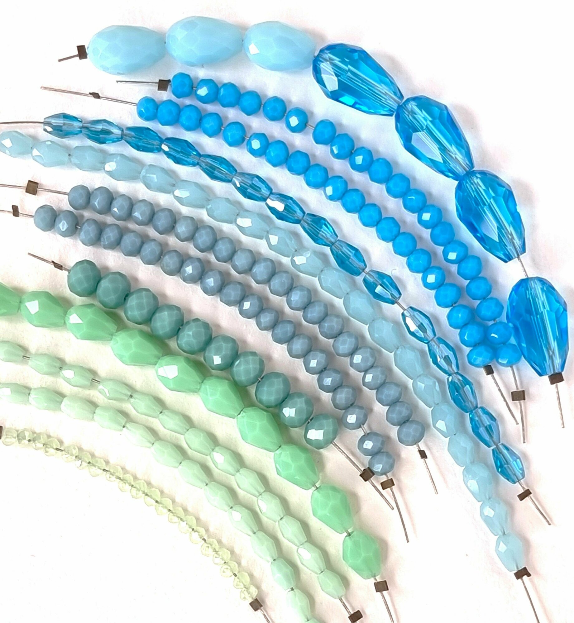 Стеклянные бусины "Бирюзово-Мятный блеск". 3-15мм. 192шт.