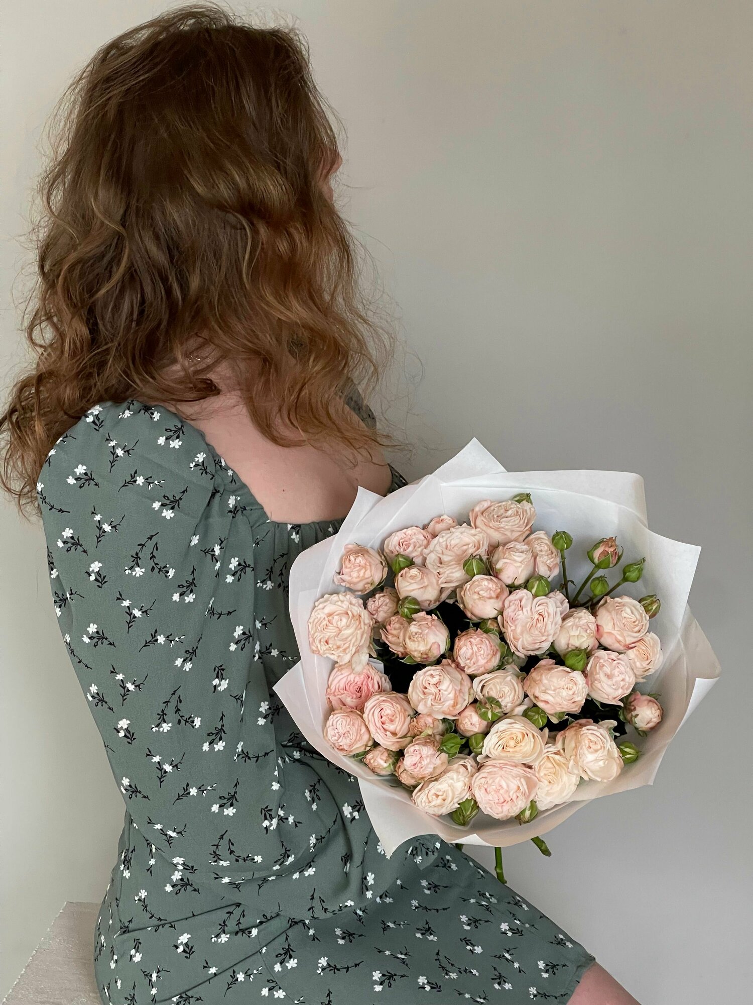 Букет Flowers Emily "Бумбастик", 9 пионовидных роз, в пленке, высота букета — фото 1