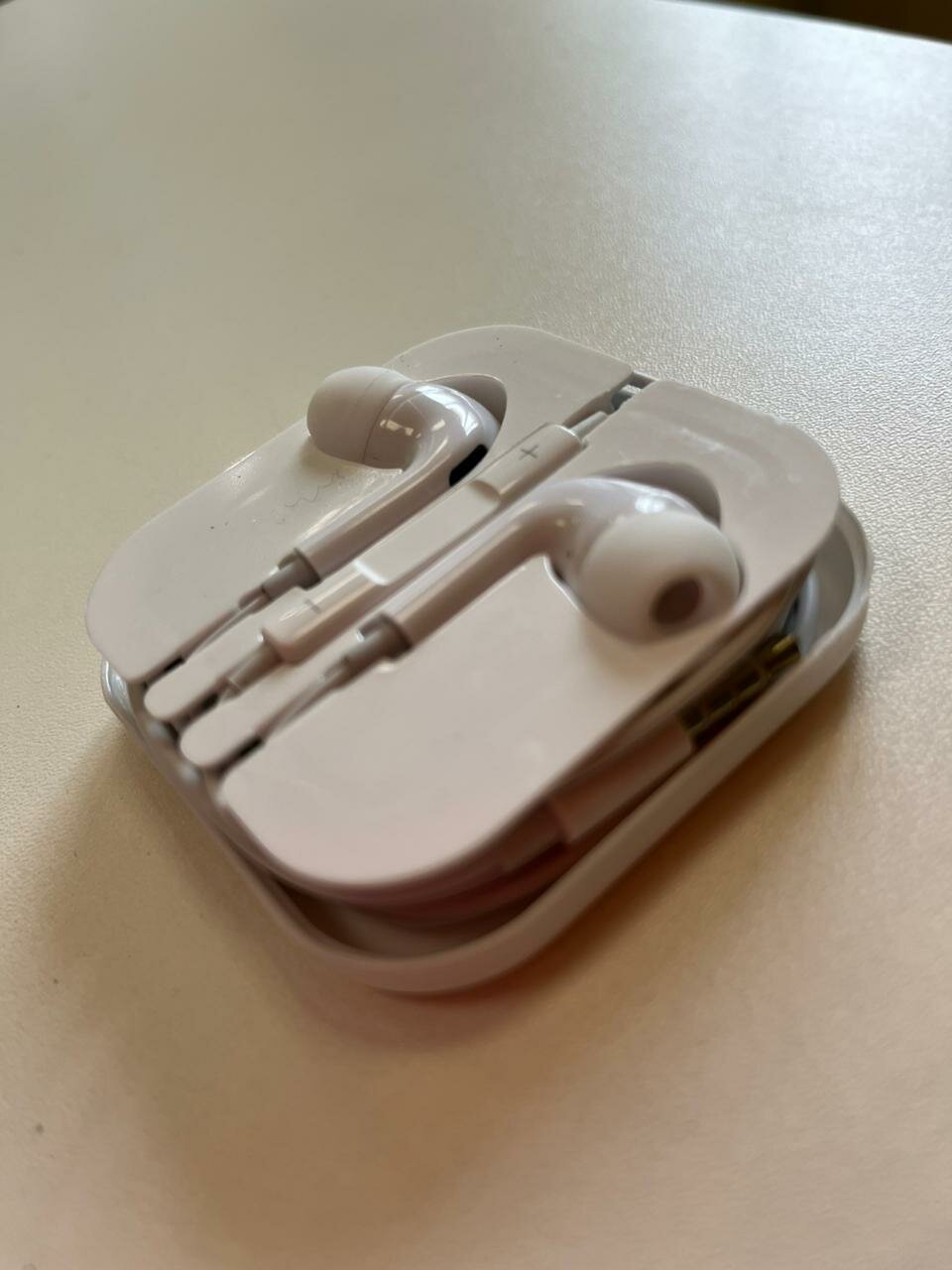 Проводные наушники вкладыши, белые.