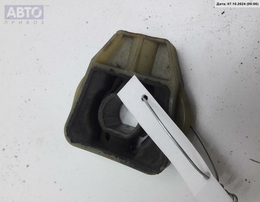 Кронштейн радиатора Volkswagen Bora