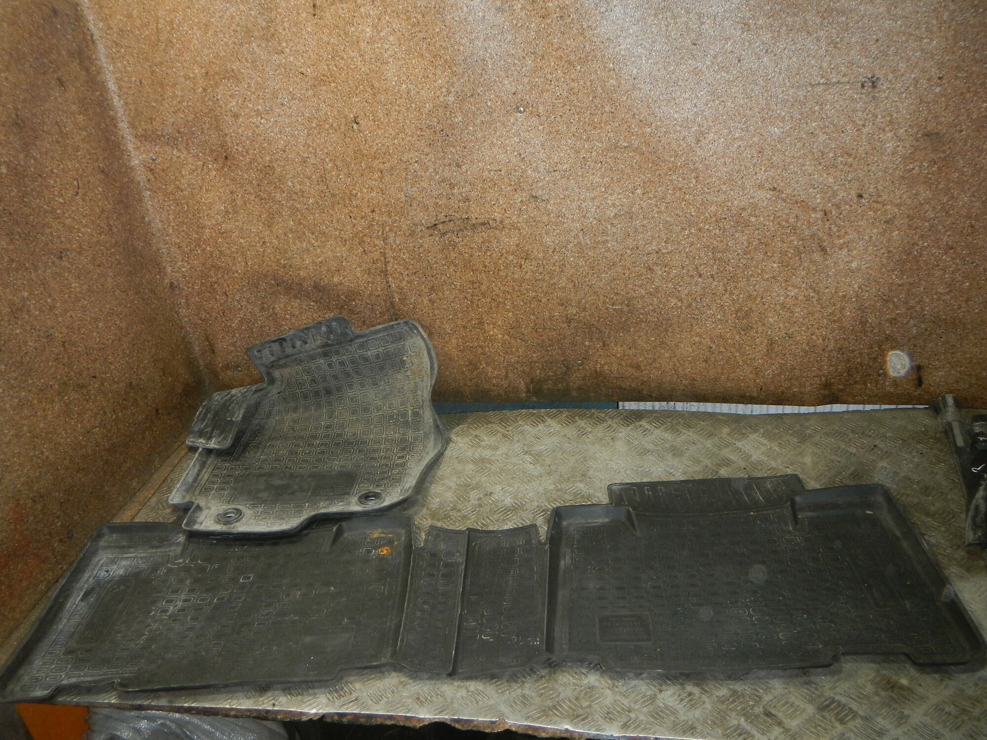 Б/У Коврики салона (комплект), Toyota (Тойота)-RAV4 (13-) TOYOTA RAV4 (13-) Без переднего правого. Грязные. 556876 TOYOTA...