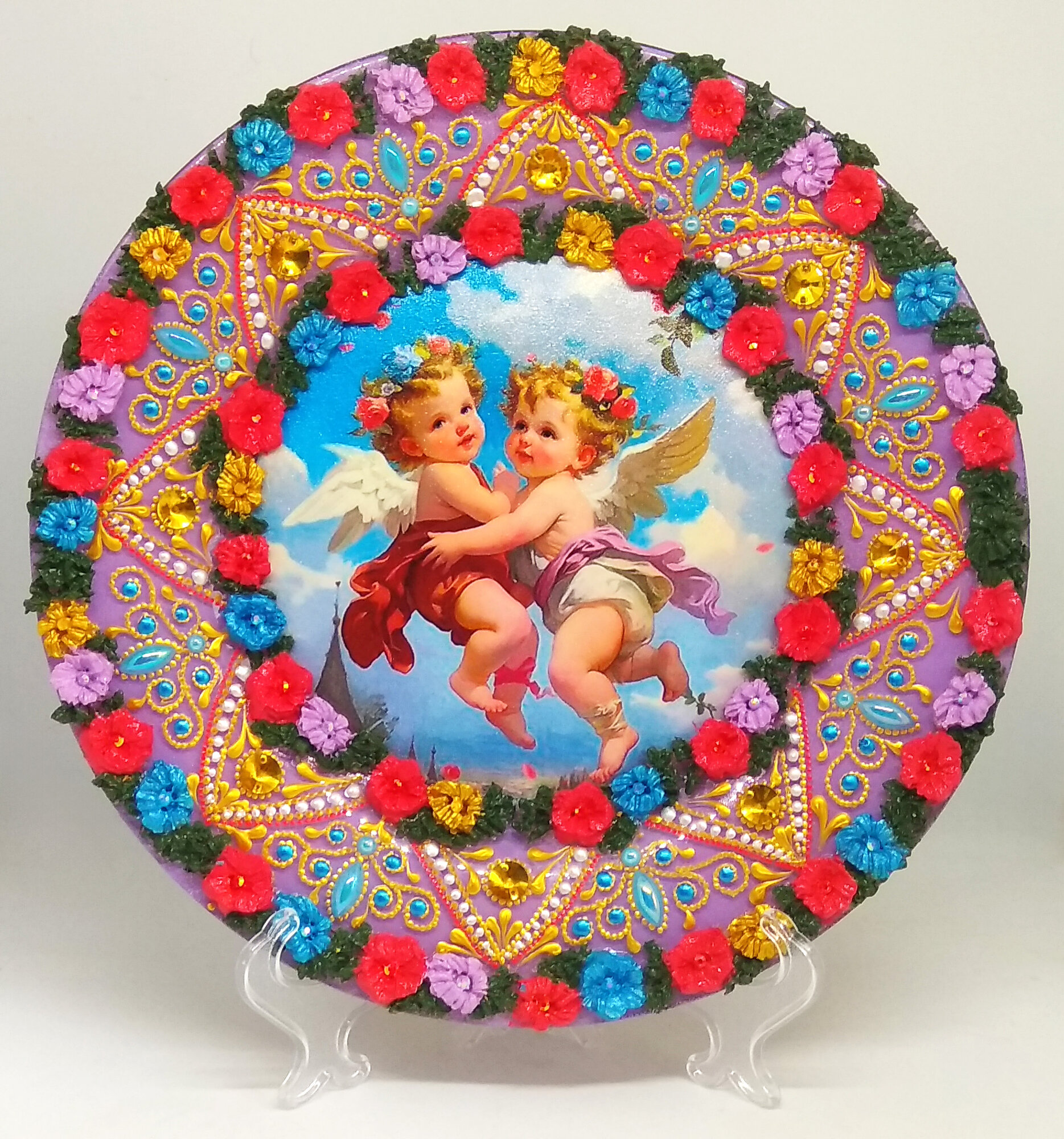 Декоративная тарелка "Веселые ангелы". Авторская работа, ручная роспись, 25см, с подставкой